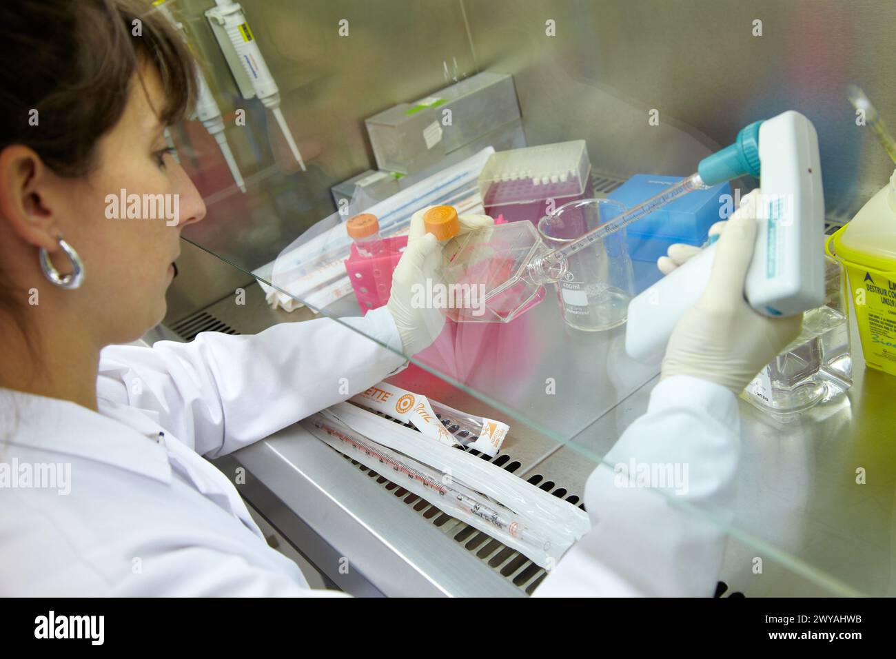 Cleanrooms laboratory hi-res stock photography and images - Alamy