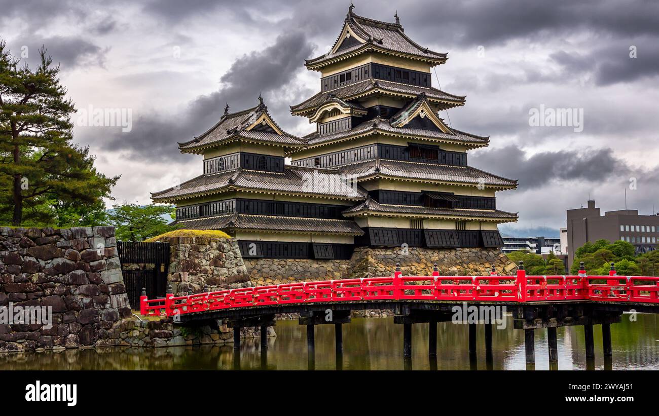 Red bridge in front of an ancient Japanese castle (Matsumoto, Nagano ...