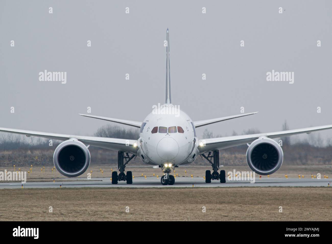 Close-up face-to-face photo of LOT Polish Airlines Boeing 787-9 turning ...