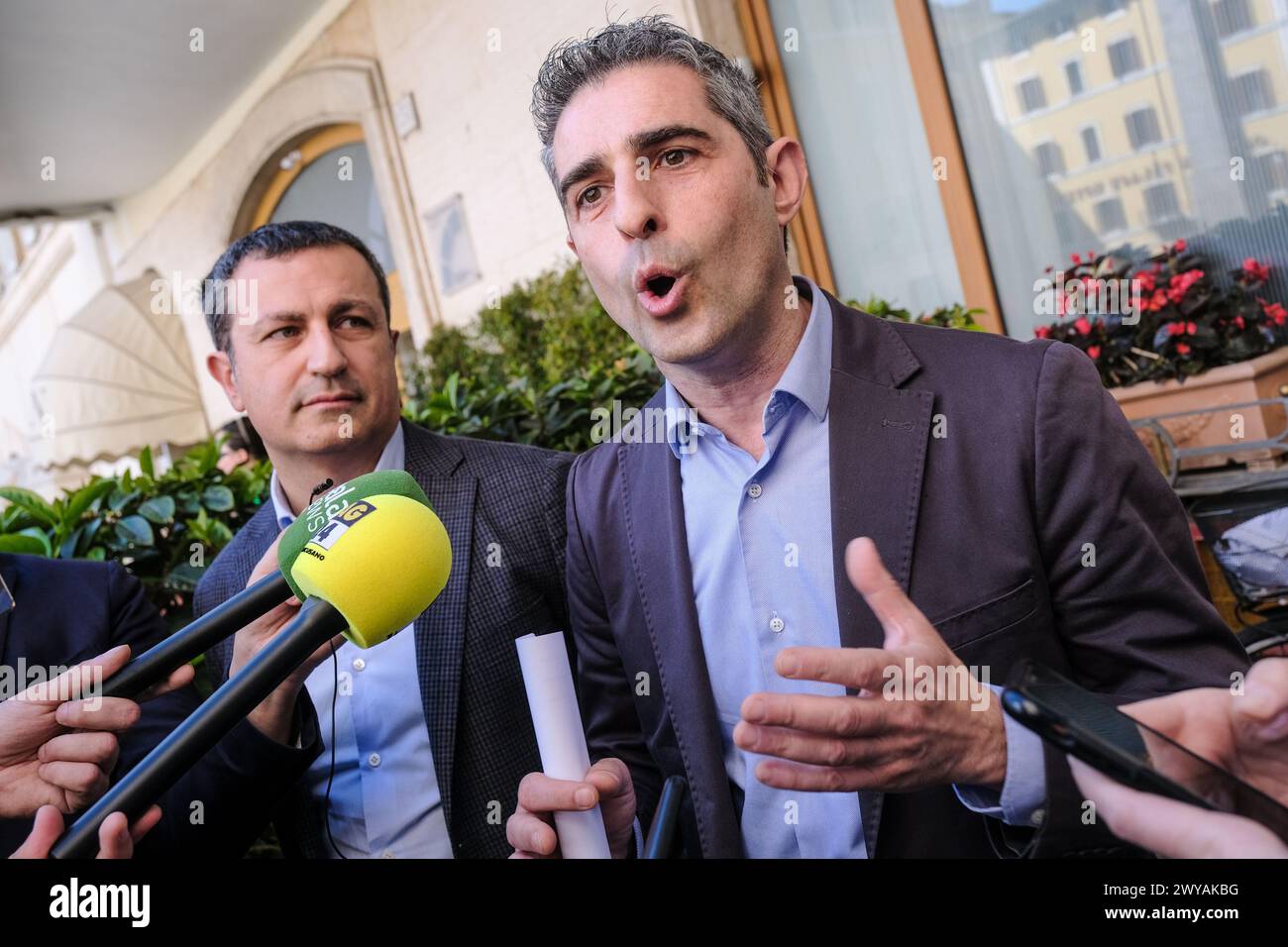 Opposizione della minoranza hi-res stock photography and images - Alamy