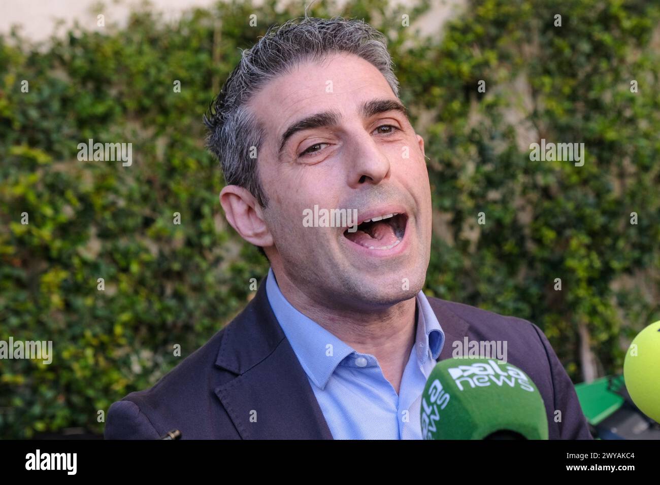 Opposizione della minoranza hi-res stock photography and images - Alamy