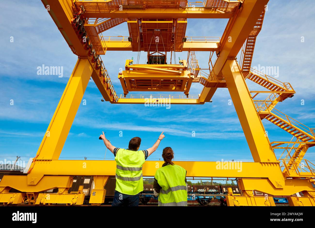 Raised gantry crane hi-res stock photography and images - Alamy