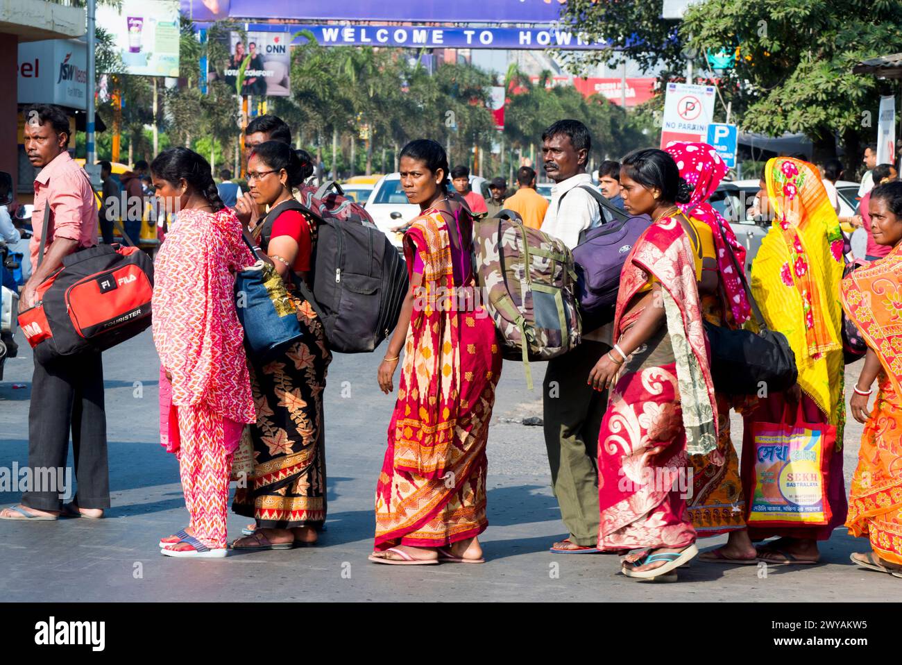 India, Kolkata, Howrah station colourful street scene Stock Photo - Alamy