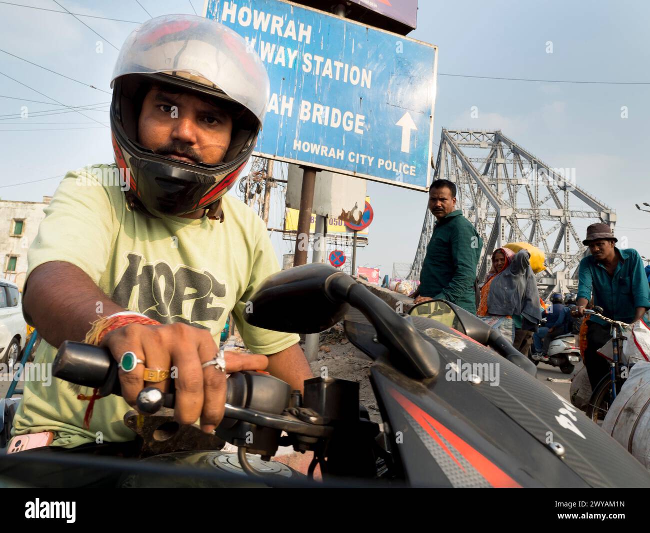 India, Kolkata, Howrah Bridge, street scene Stock Photo - Alamy