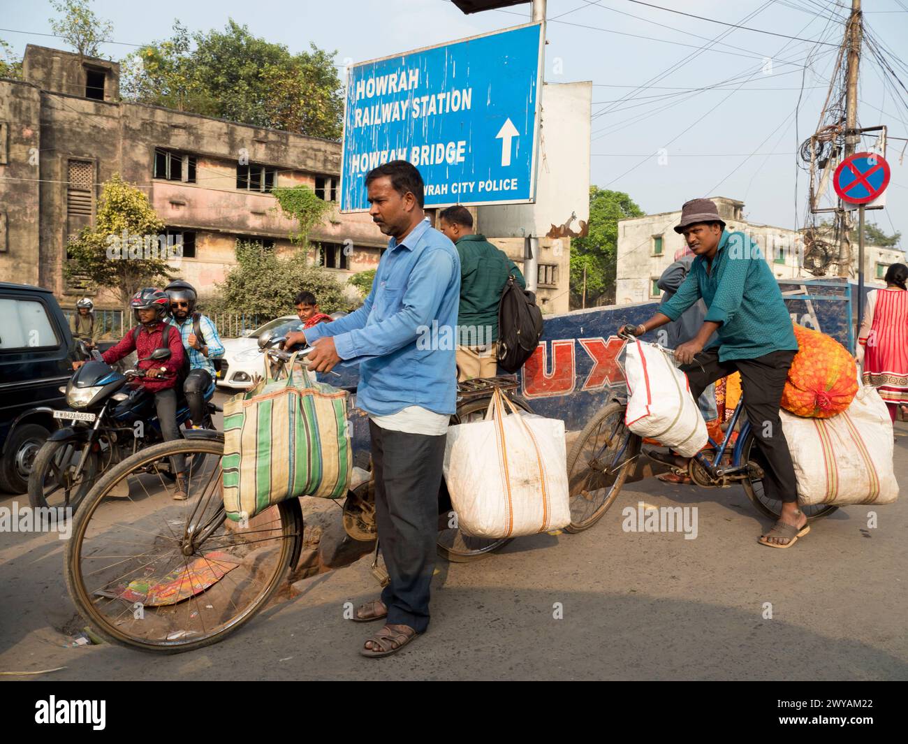 India, Kolkata, Howrah Bridge, street scene Stock Photo - Alamy