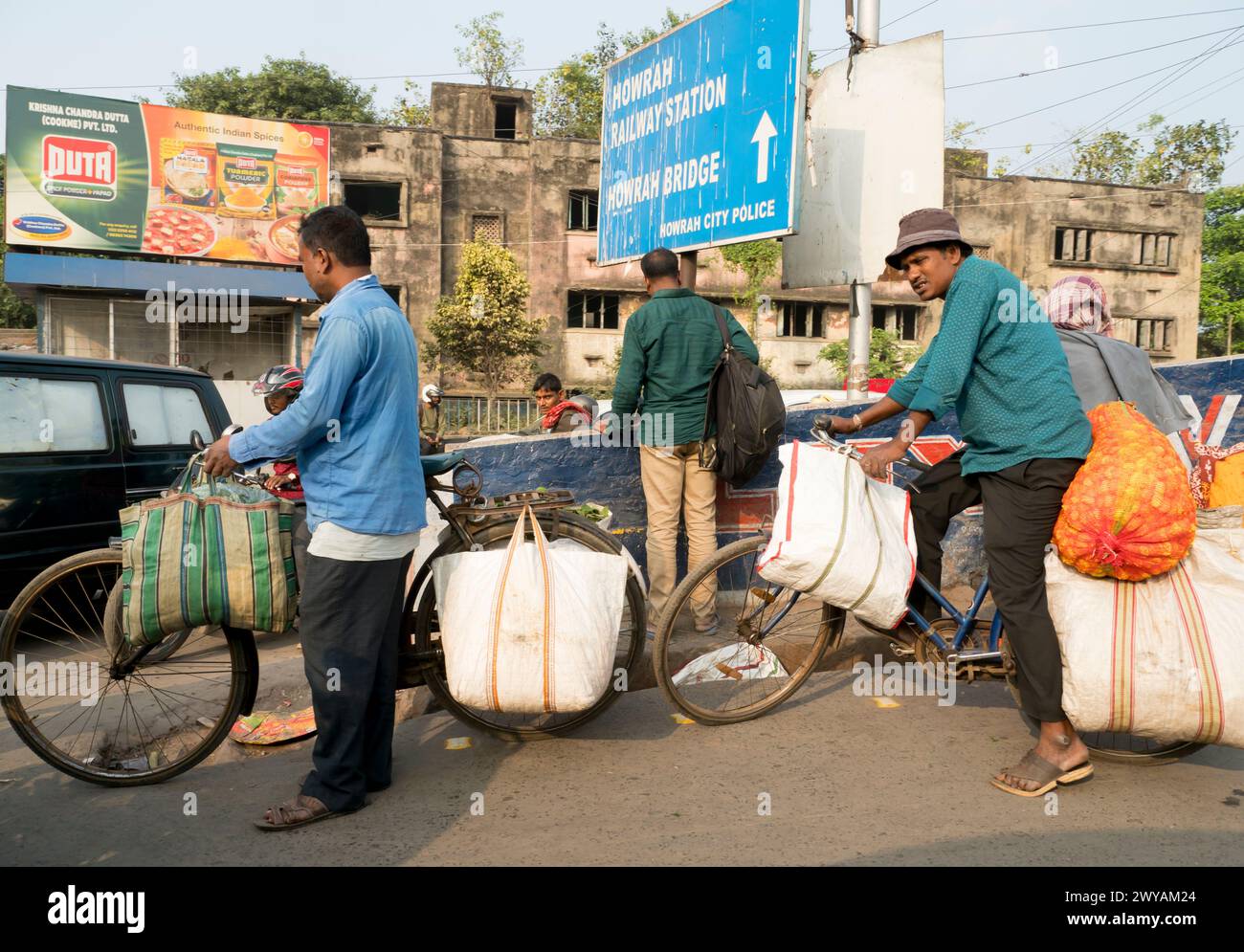 India, Kolkata, Howrah Bridge, street scene Stock Photo - Alamy