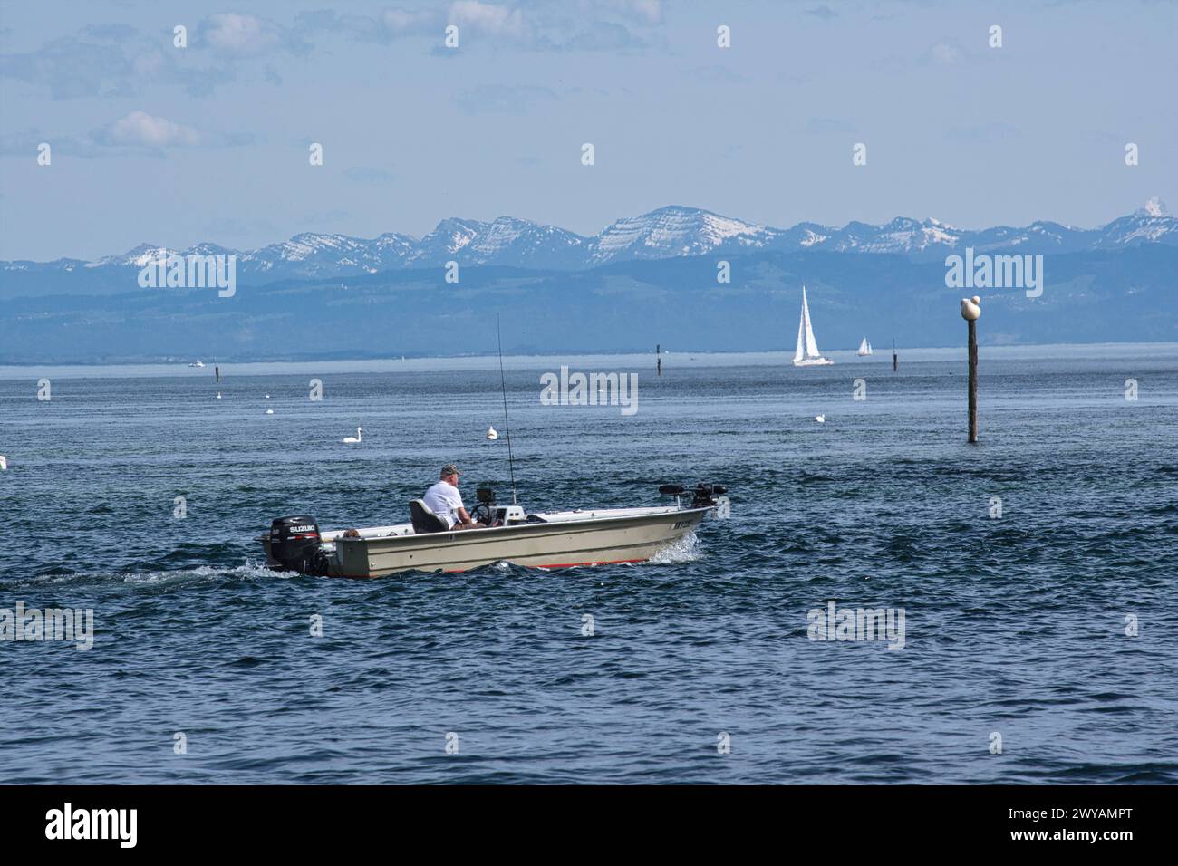 Bodensee, Fischerboot vor schneebedeckten Bergen *** Lake Constance ...