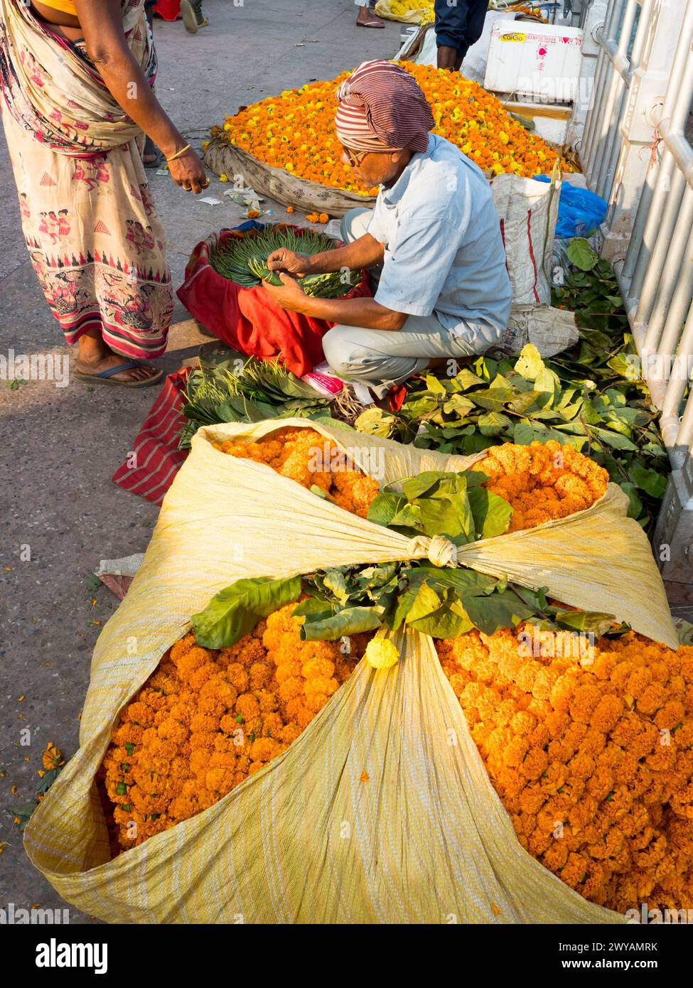 Mullick ghat flower market hi-res stock photography and images - Alamy