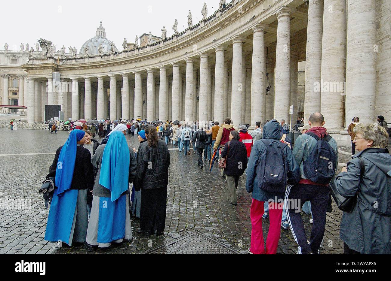 Vatican square lining up columns hi-res stock photography and images ...