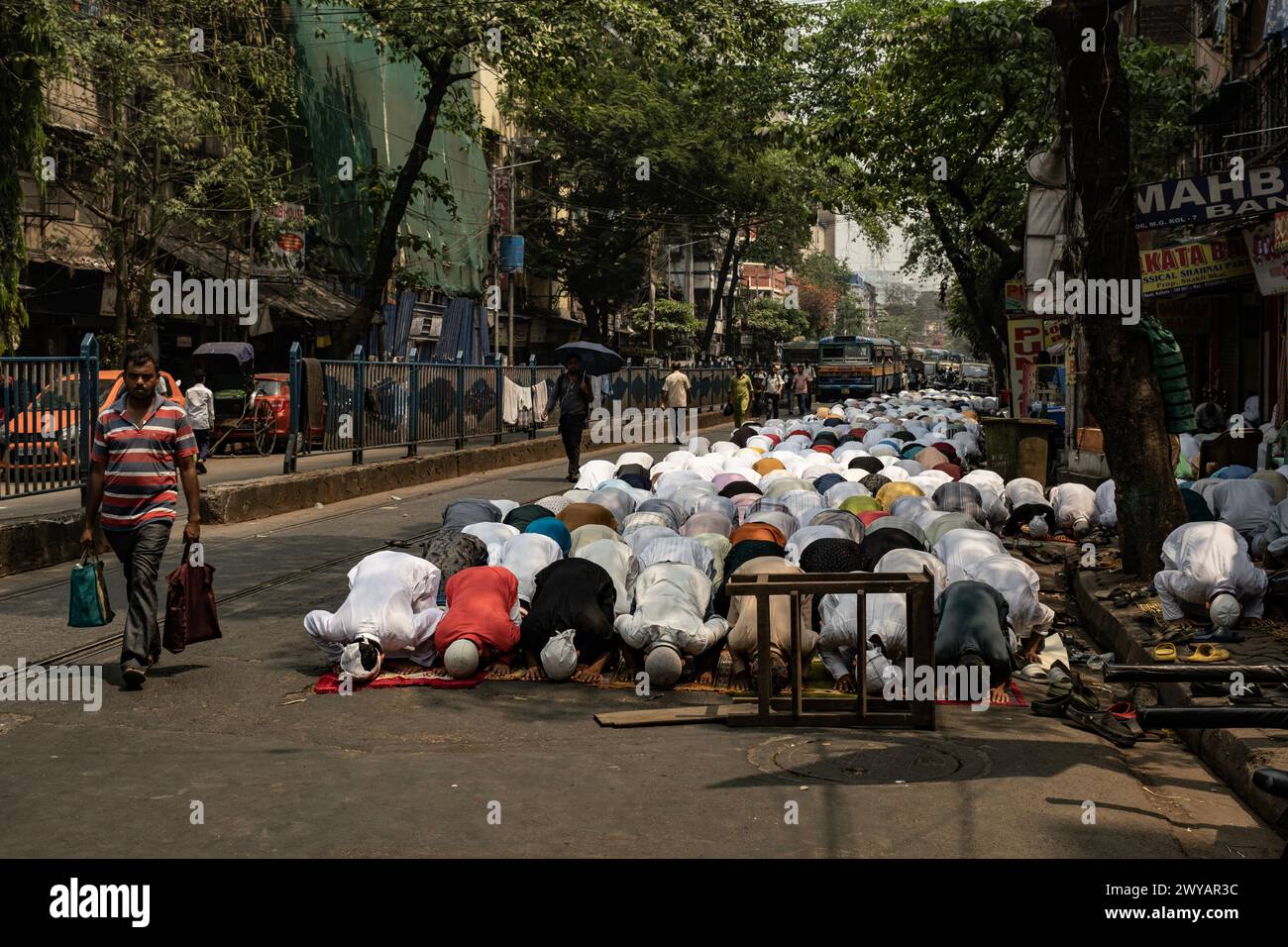 Kolkata, India. 05th Apr, 2024. Hundreds of individuals gathered in the ...
