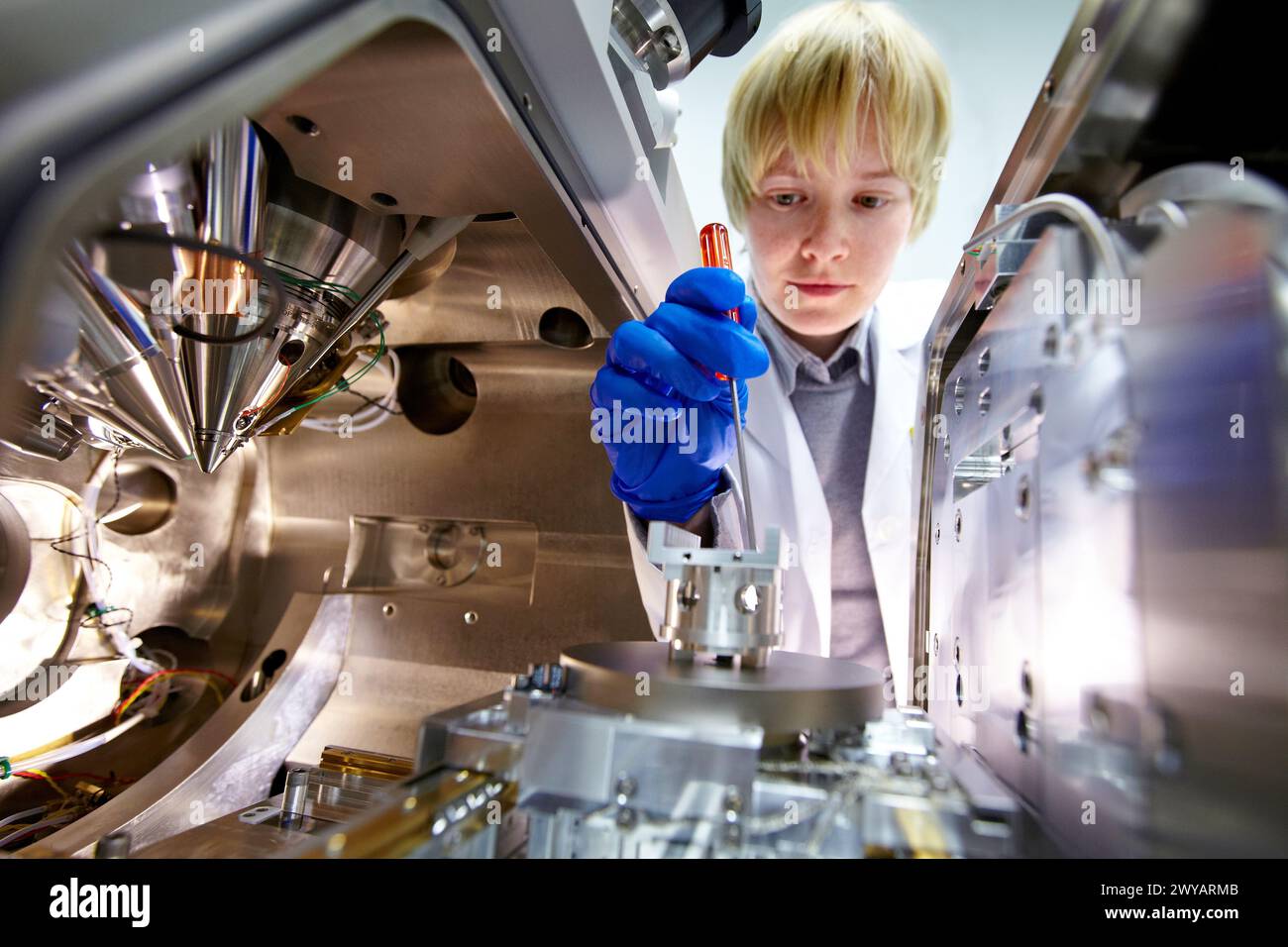 Replacing the sample holder, FIB Control Pannel, Focused-Ion-Beam ...