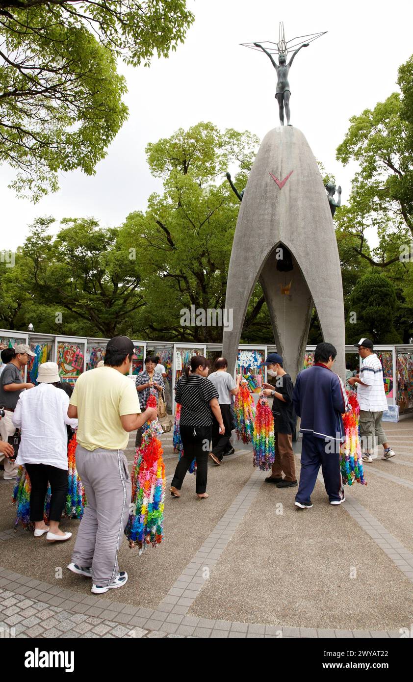 Children´s peace monument, Peace Memorial Park, Hiroshima, Japan Stock ...