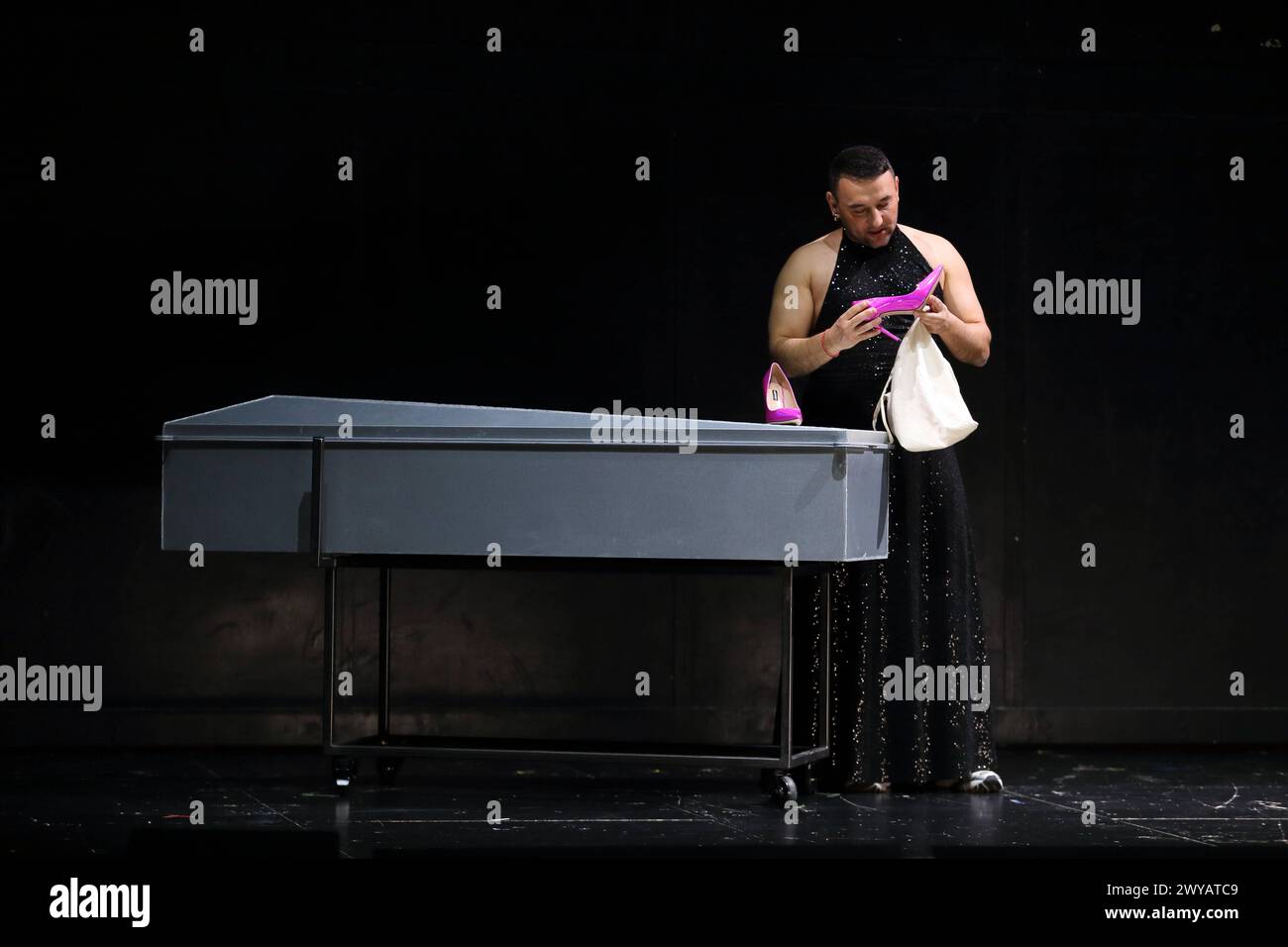 Taner Sahintürk als Dincer während der Fotoprobe für das Stück Unser ...