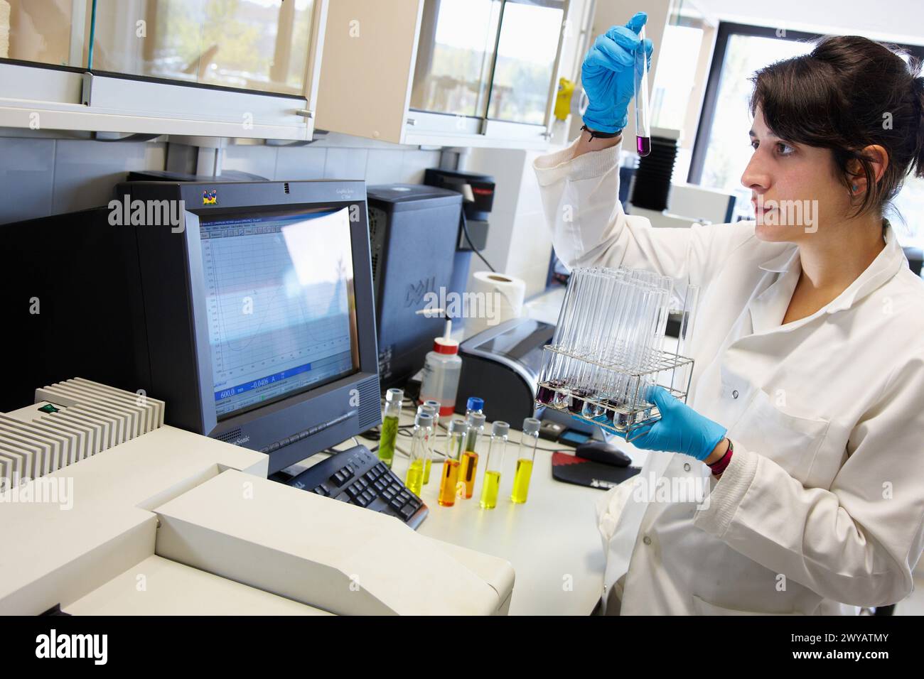 Spectrophotometer UV / VIS Laboratory Analysis This equipment uses ...