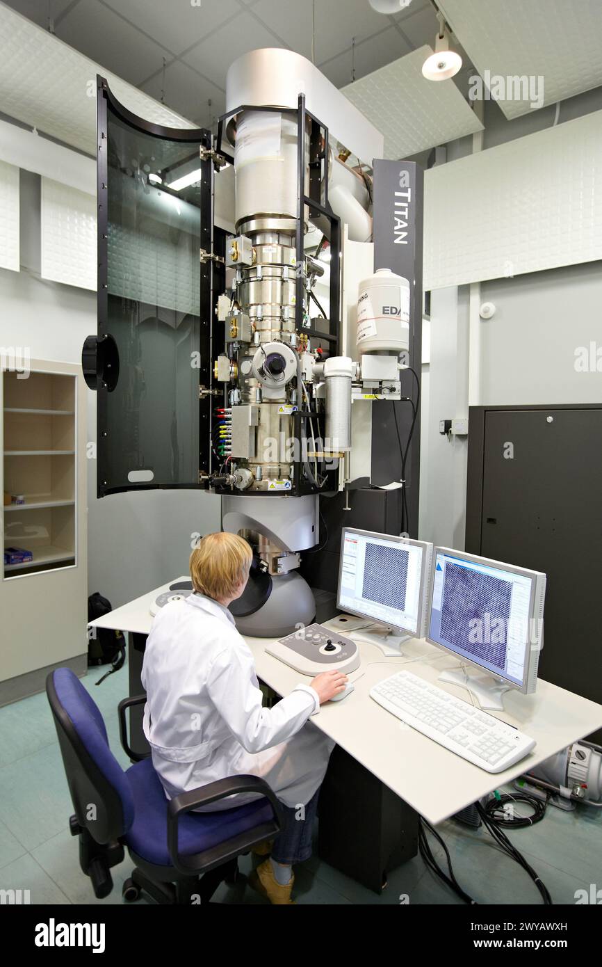 Atomic resolution imaging using TEM, High-Resolution Transmission Electron Microscopy Laboratory ...