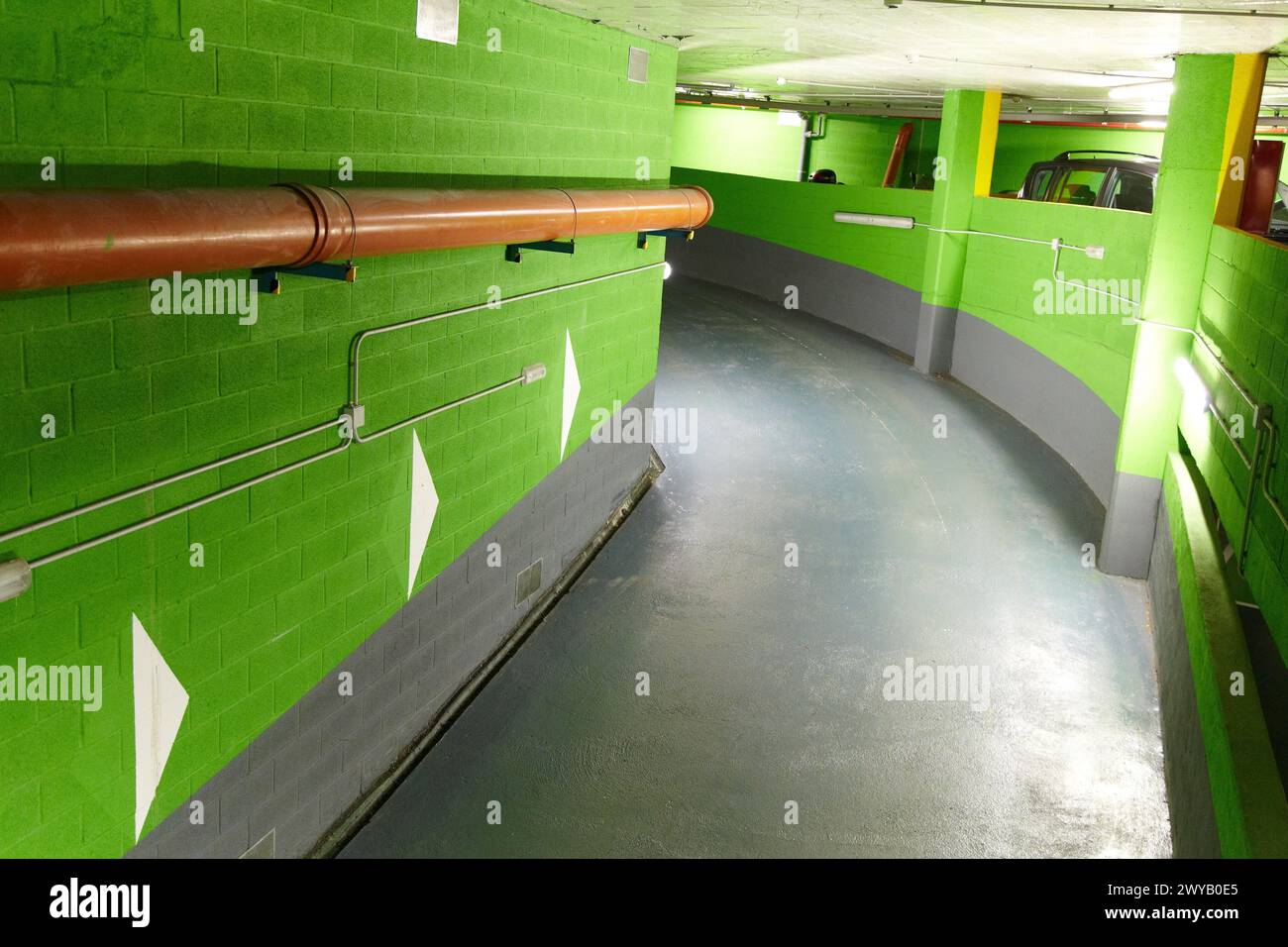 Arrow parking ramp hi-res stock photography and images - Alamy