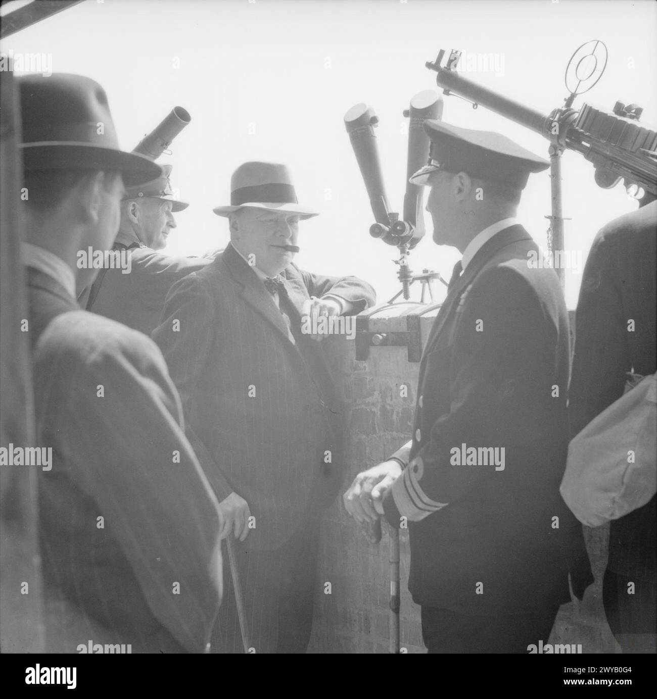 THE PRIME MINSITER VISITS THE 'FRONT LINE' - Winston Churchill visits ...