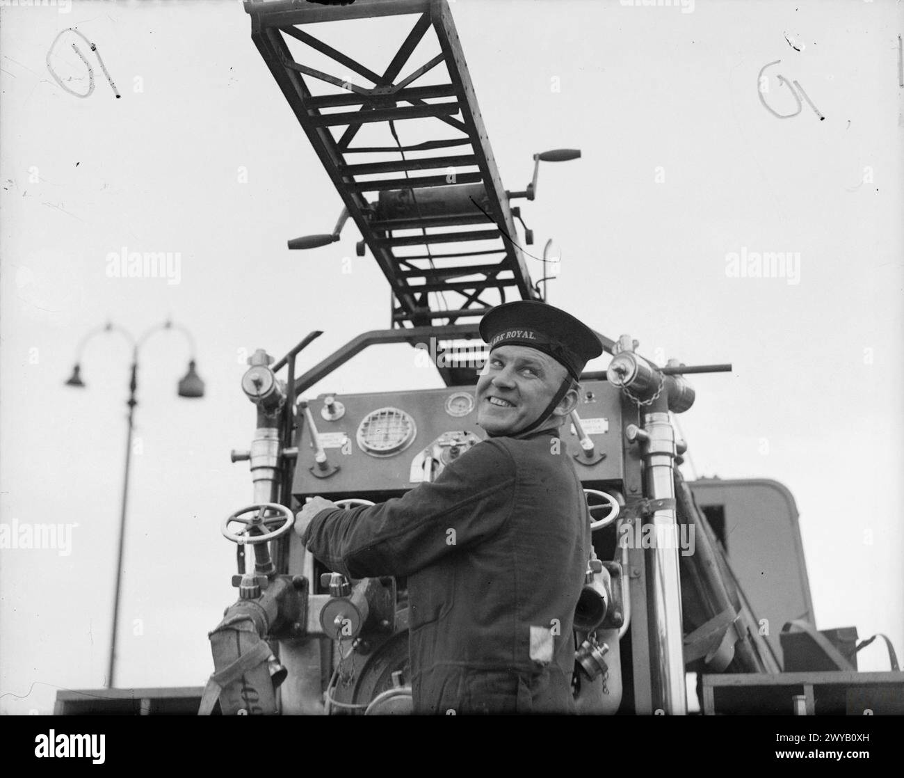 THE NAVY'S FIRE FIGHTERS. OCTOBER 1941, ROSYTH NAVAL BASE. MODERN FIRE ...