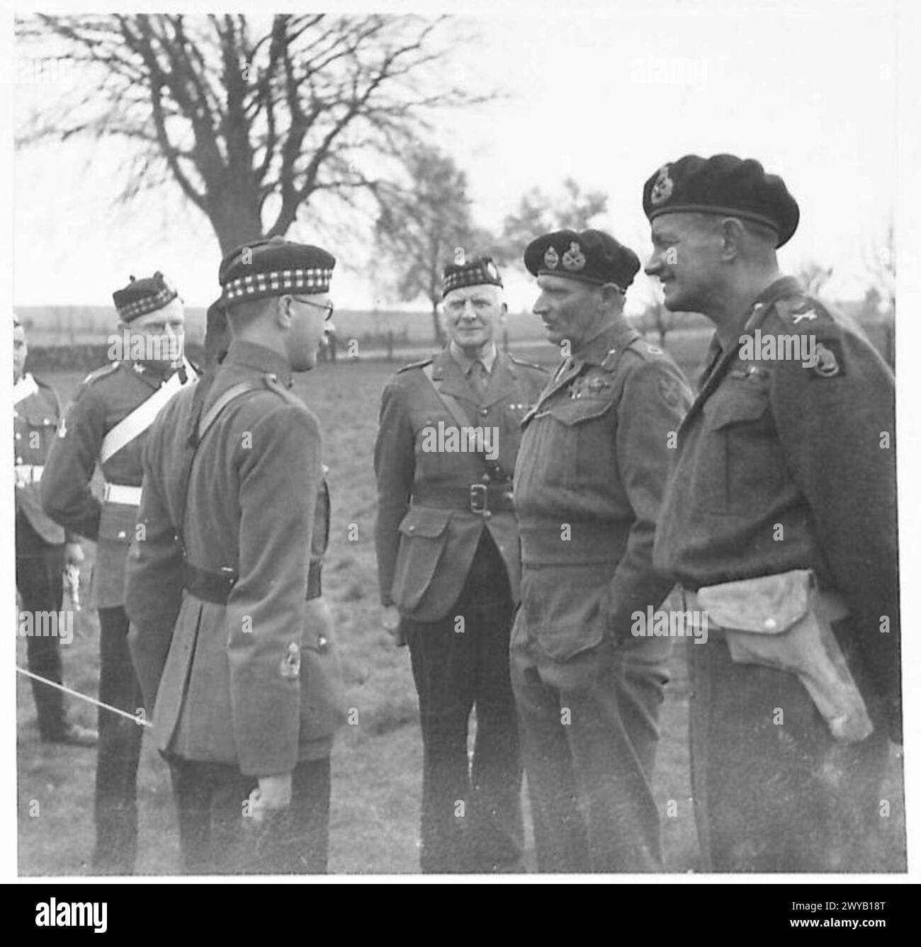 FIELD MARSHAL MONTGOMERY DECORATES "DESERT RATS" - Original wartime ...