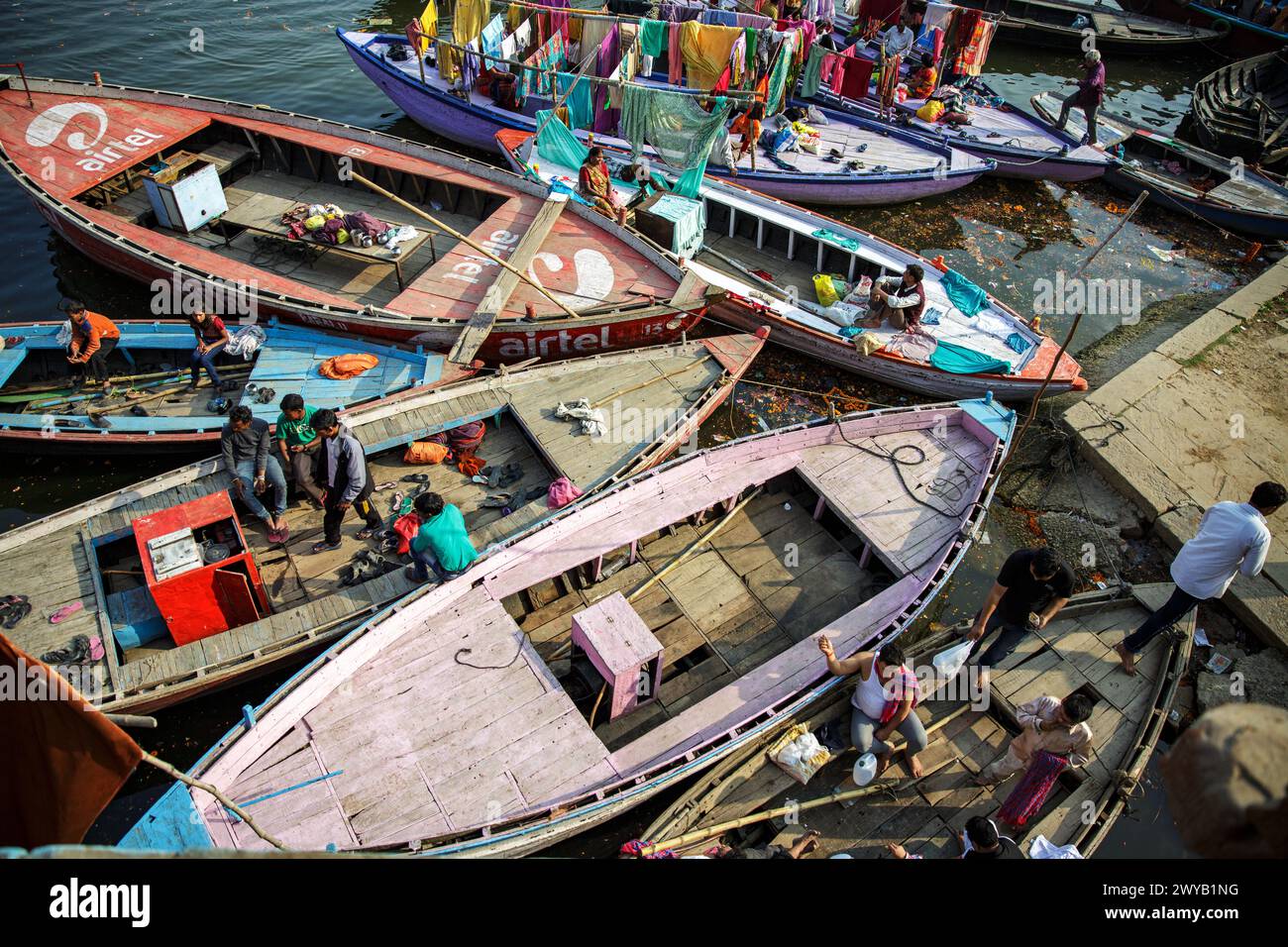 Boats on the ganges hi-res stock photography and images - Alamy