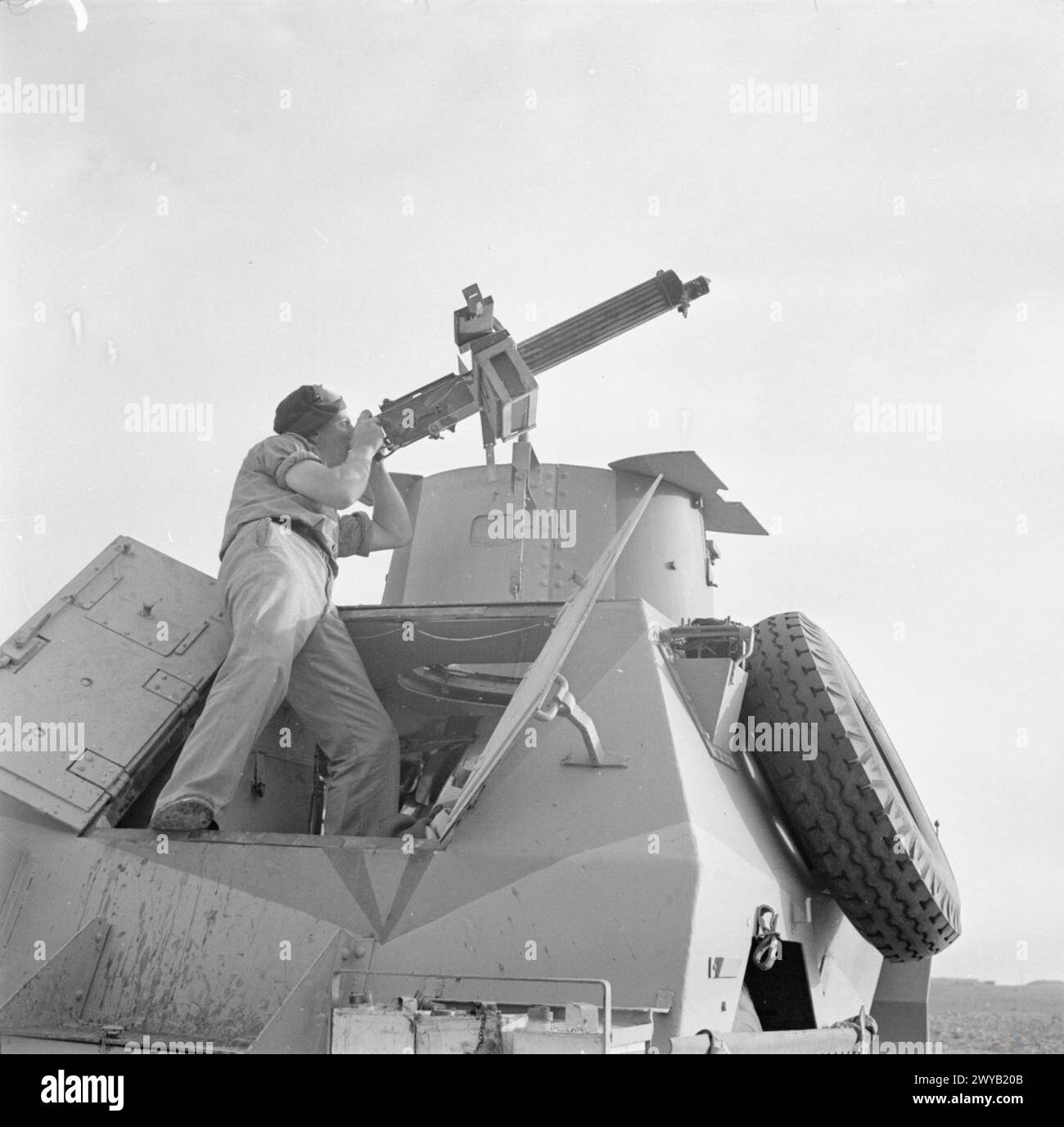 THE BRITISH ARMY IN NORTH AFRICA - A crewman mans a Vickers machine gun ...