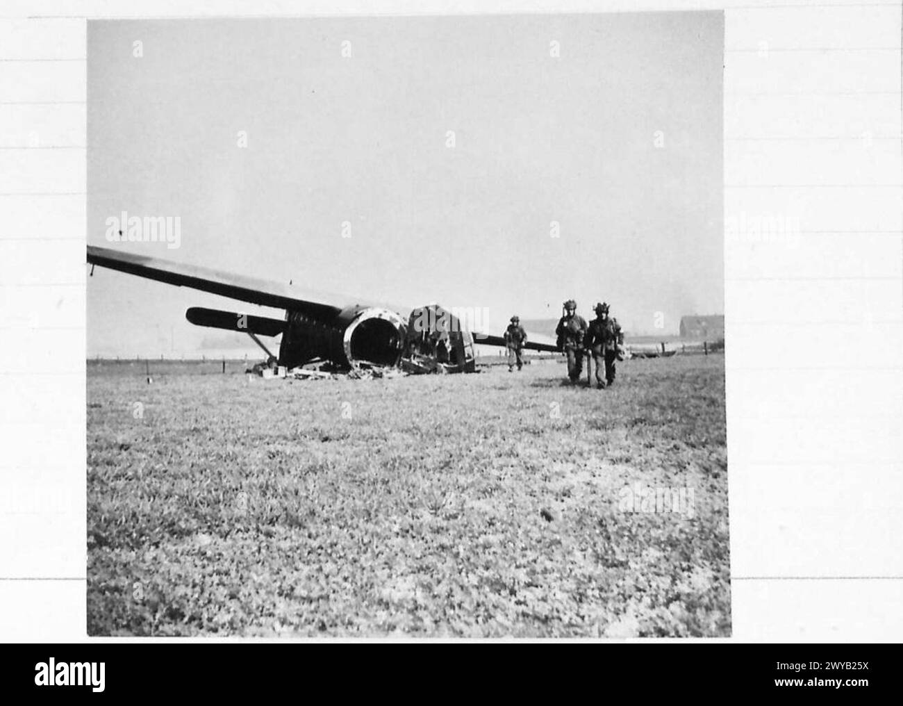 AIRBORNE TROOPS LAND EAST OF THE RHINE - Original wartime caption: Red ...