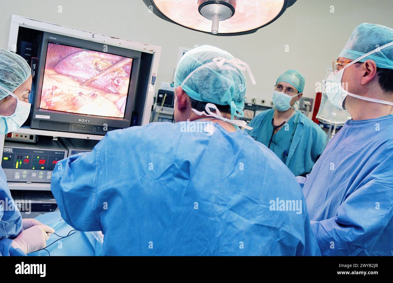 Surgeons at laparoscopy operating room of hospital Stock Photo - Alamy