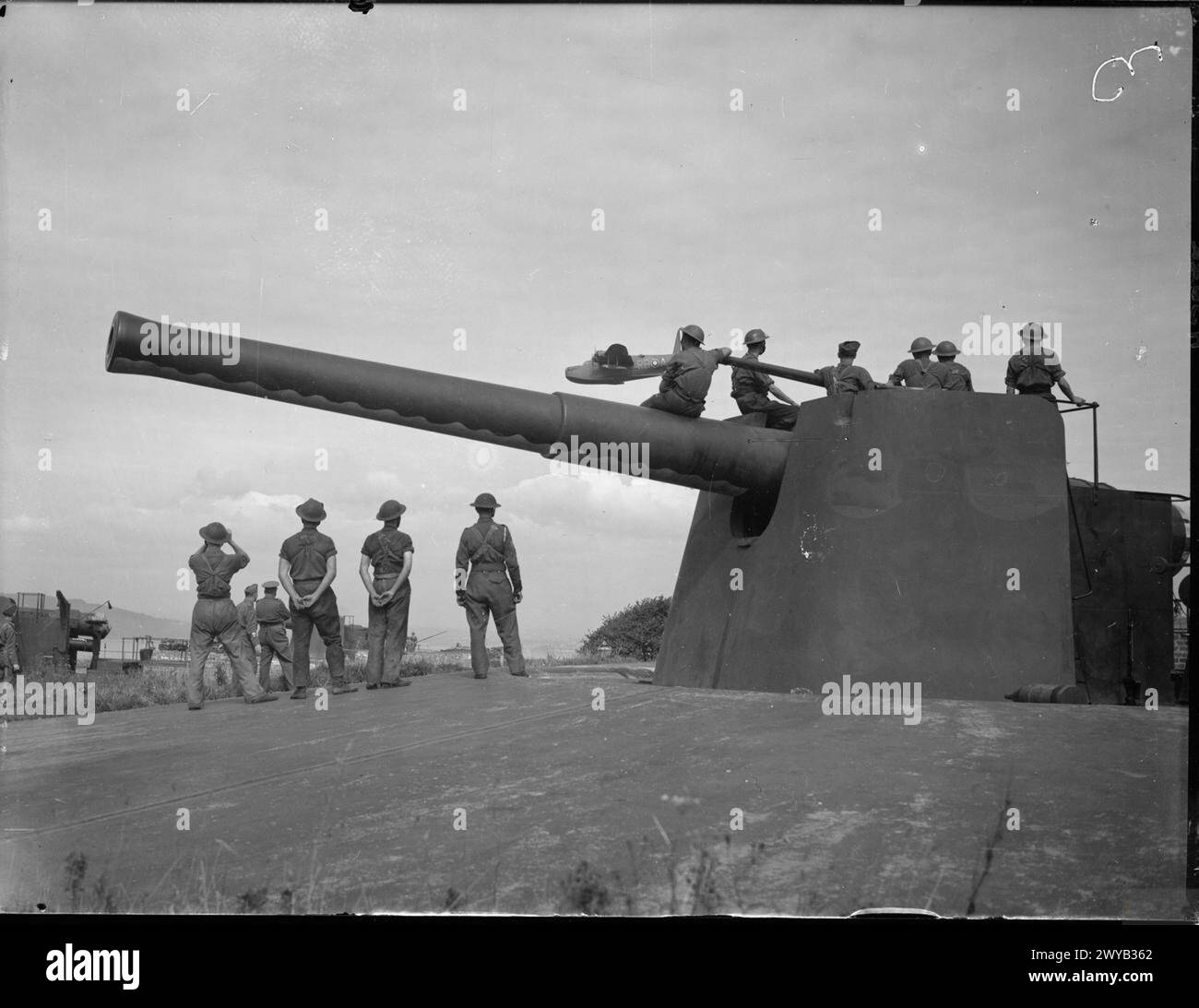 THE BRITISH ARMY IN BRITAIN, 1939-1945 - The crew of a 9.2-inch coastal ...