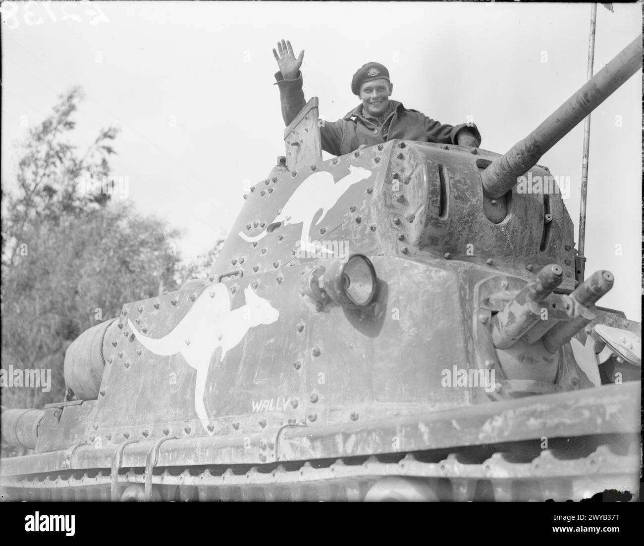 THE BRITISH ARMY IN NORTH AFRICA 1941 - An Italian M13/40 tank captured ...