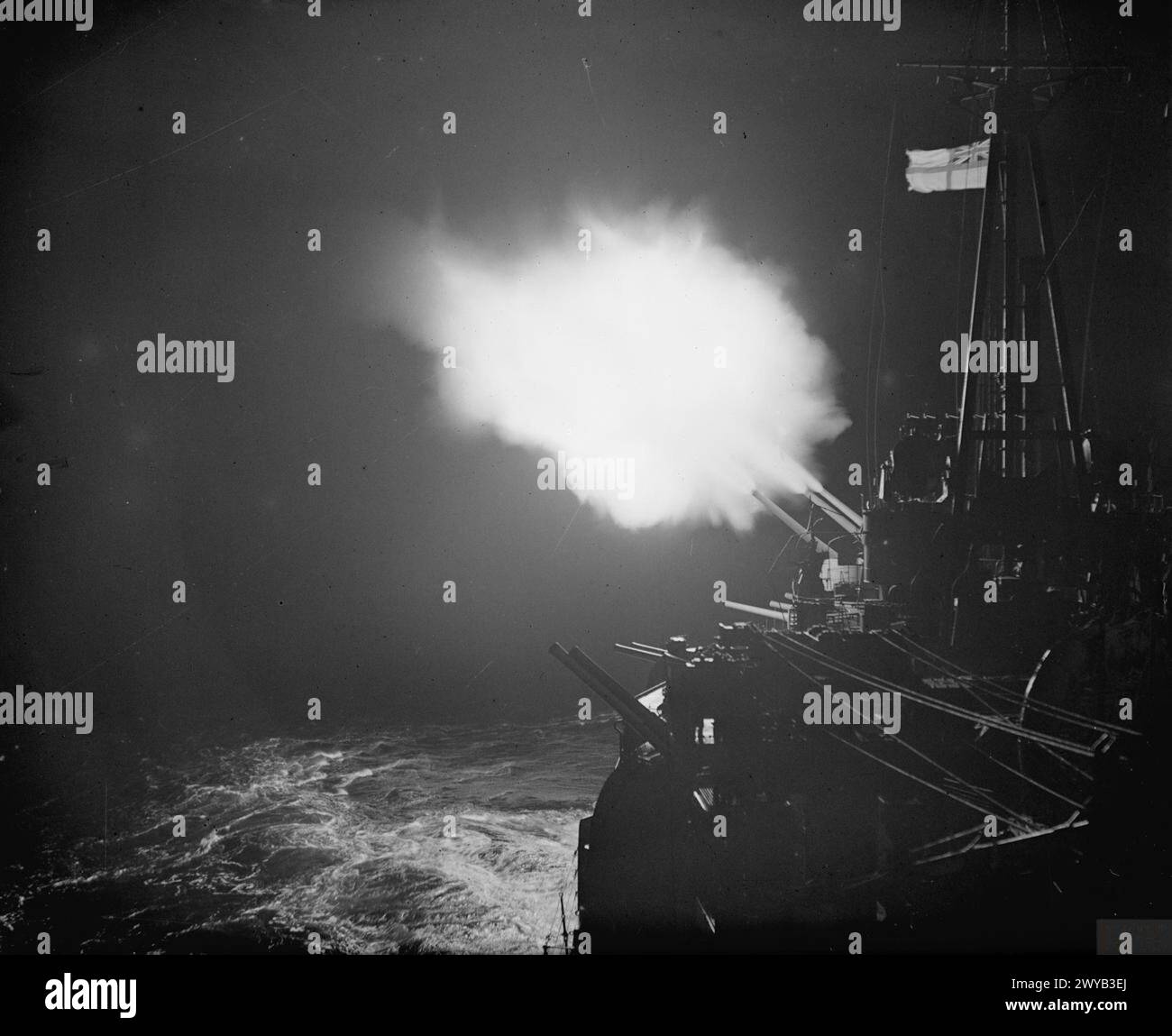 BIG GUNS OF THE MAURITIUS SUPPORT BEACHHEAD FORCES. FEBRUARY 1944, ON ...