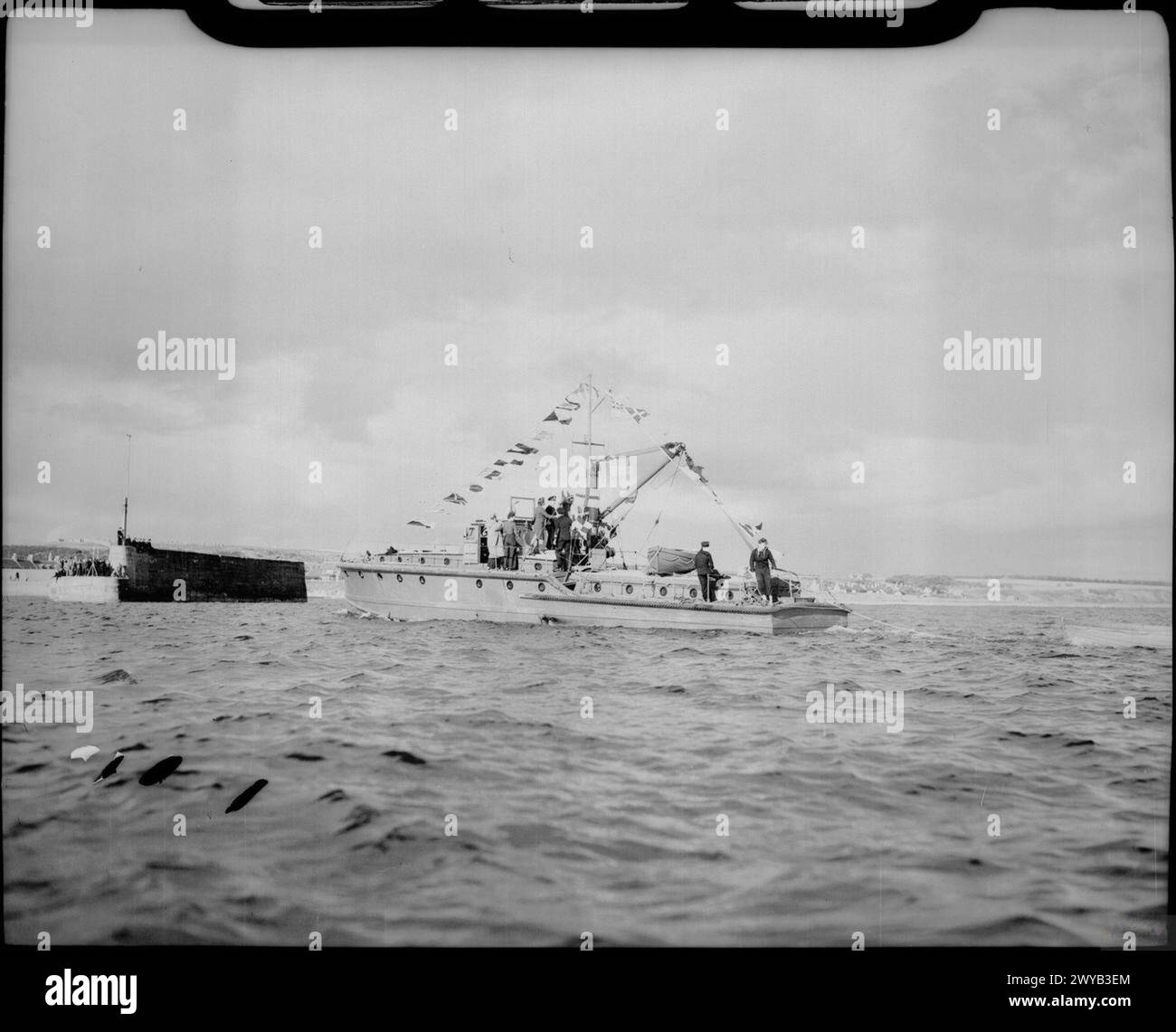 THE ROYAL NAVY DURING THE SECOND WORLD WAR - The committee boat with ...