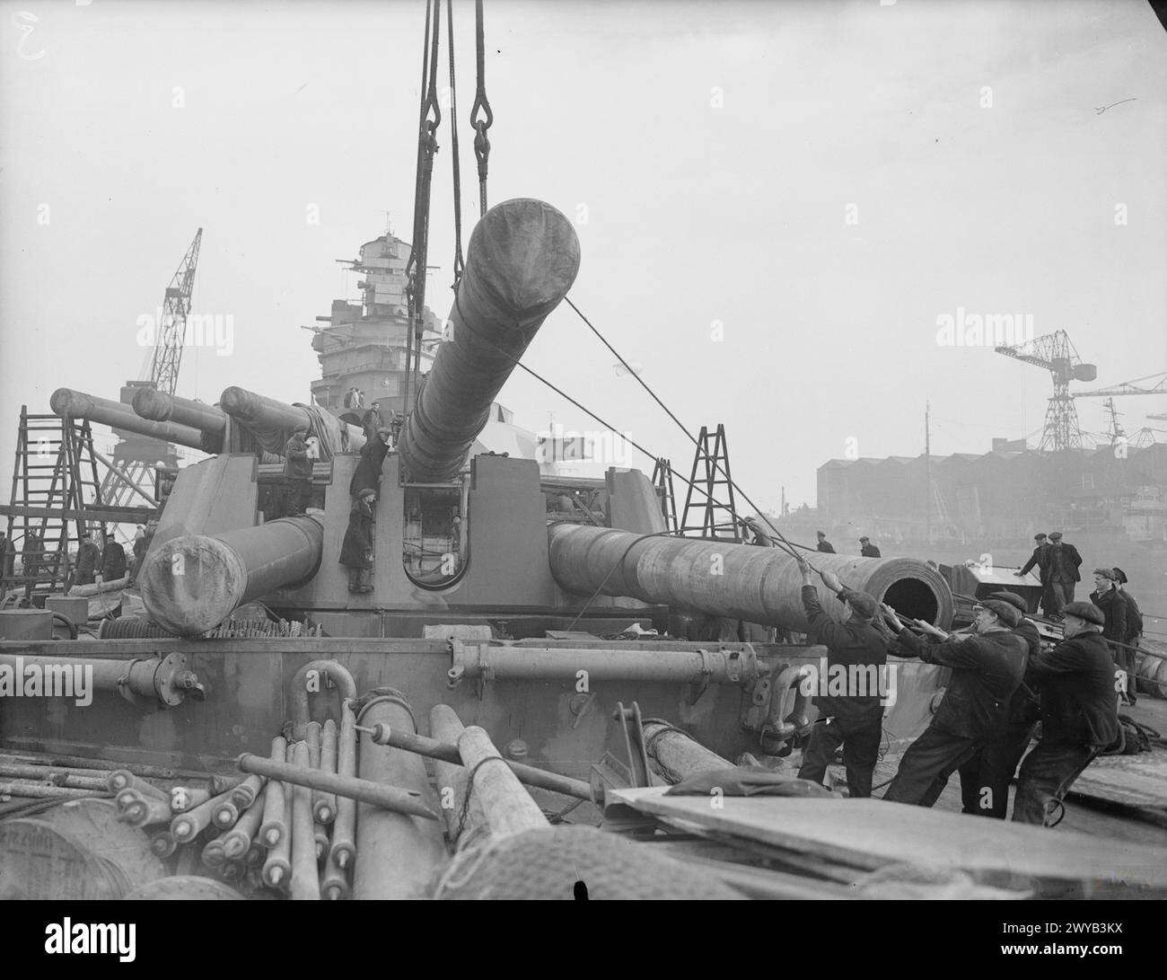 THE ROYAL NAVY DURING THE SECOND WORLD WAR - Changing the 16 inch guns ...