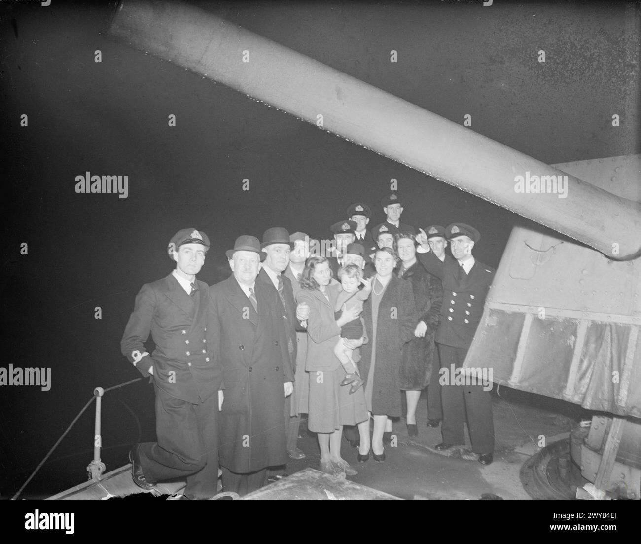 HINCKLEY CITIZENS VISIT "THEIR SHIP". 28 NOVEMBER 1943, ROSYTH ...