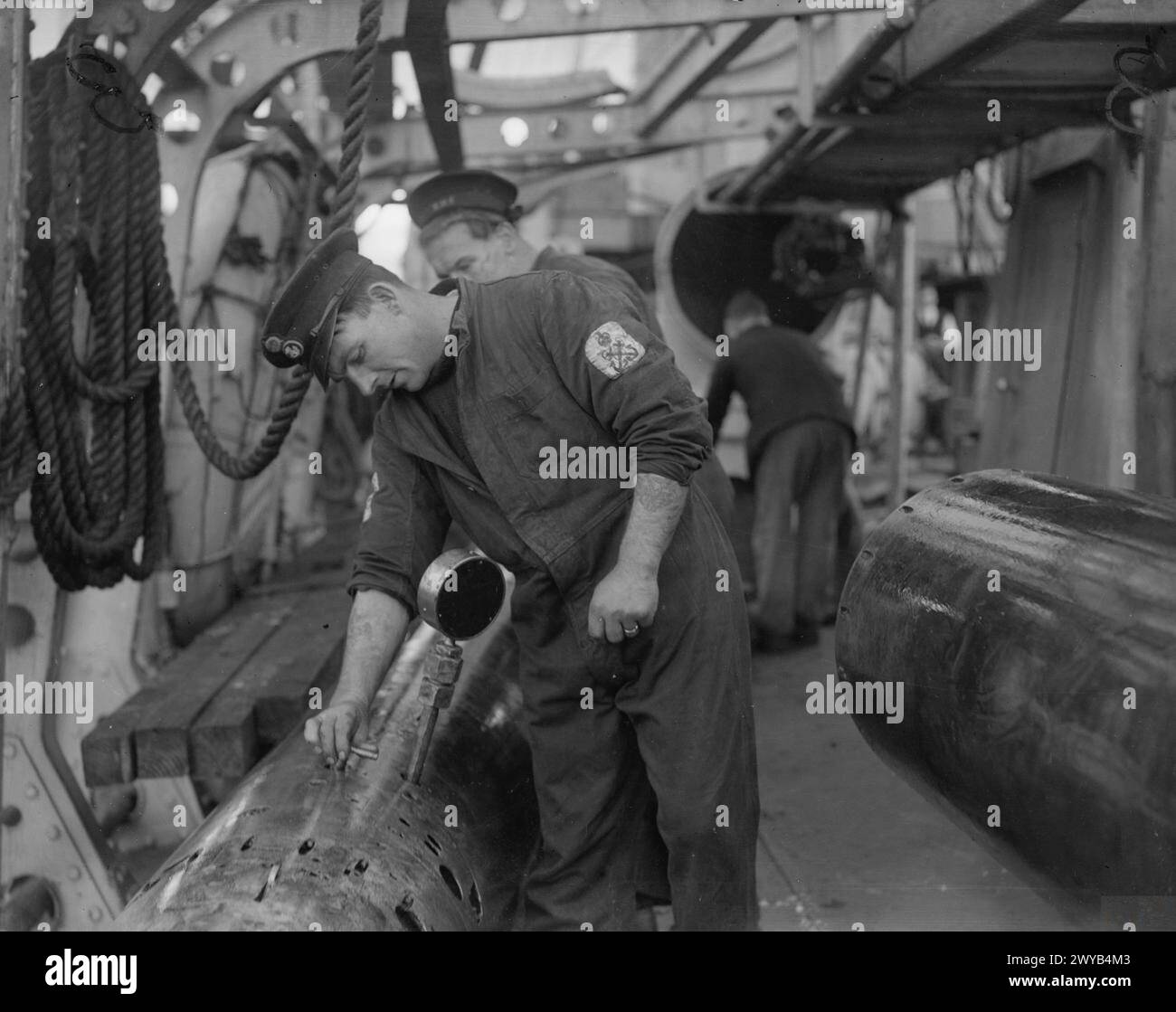 ON BOARD AN EX-AMERICAN DESTROYER. 28 AND 29 OCTOBER, ROSYTH. LOADING ...