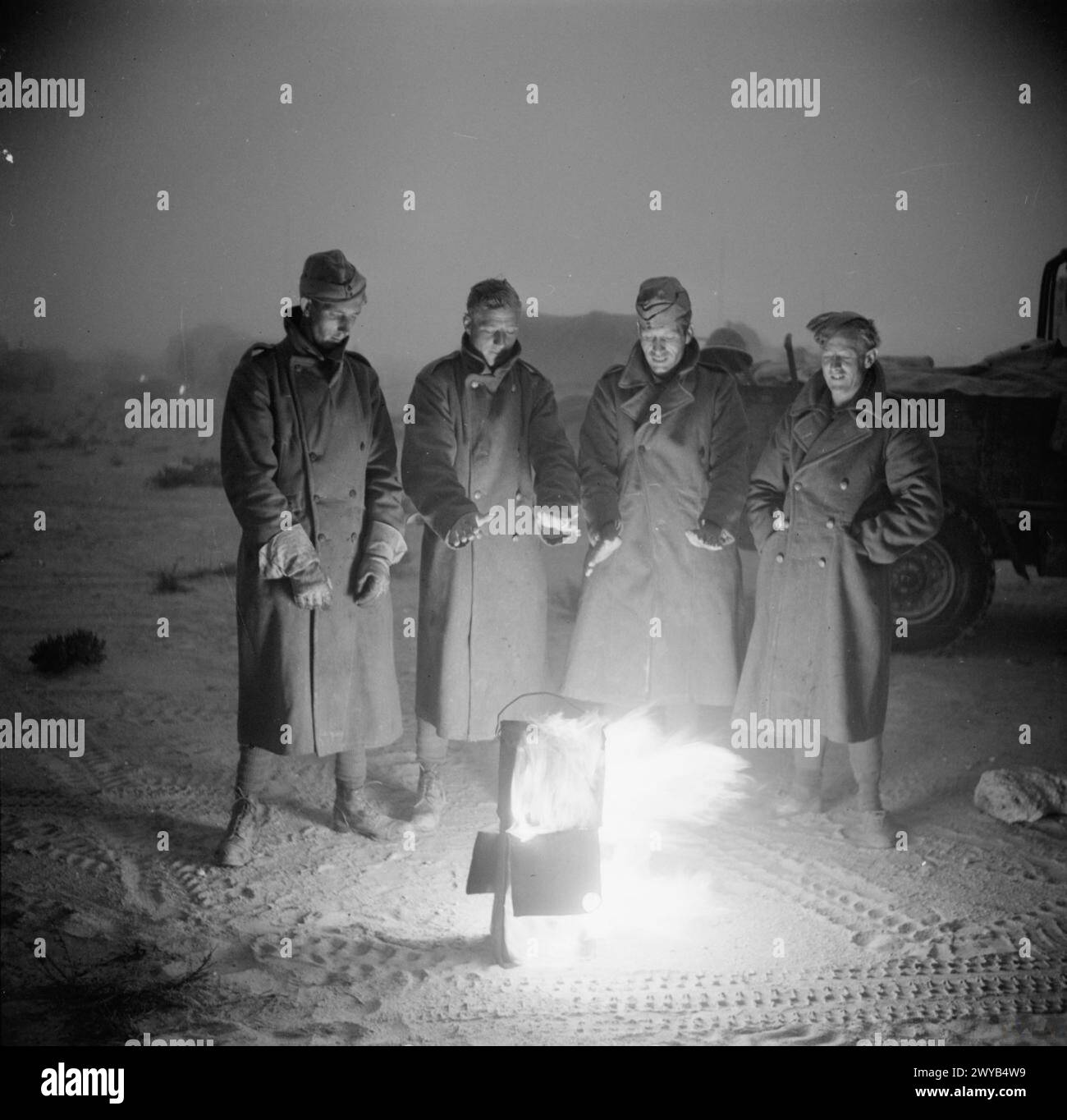 THE BRITISH ARMY IN NORTH AFRICA 1942 - Soldiers in greatcoats warm ...