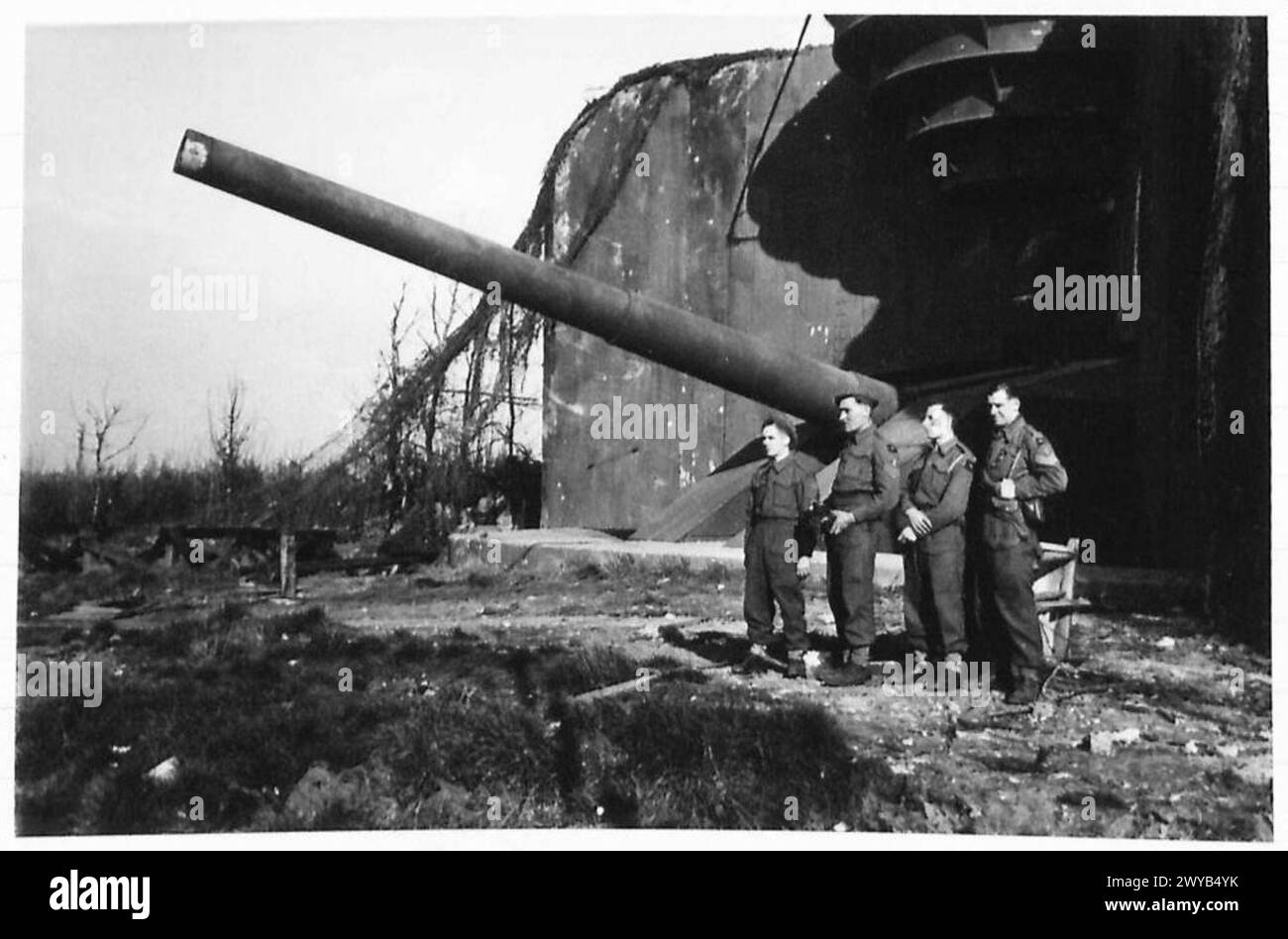 GERMAN CROSS-CHANNEL GUNS. - Original wartime caption: One of the huge ...