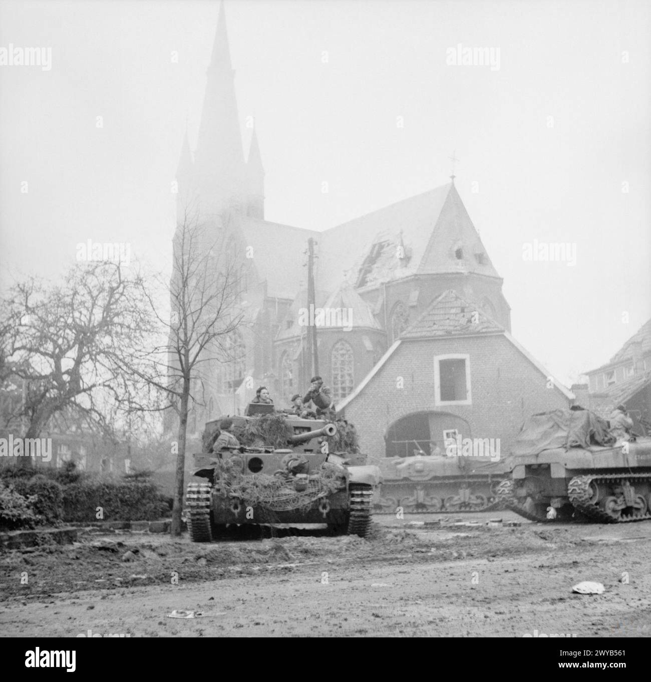 Cromwell tank of 5th Royal Inniskilling Dragoon Guards supports 9th ...