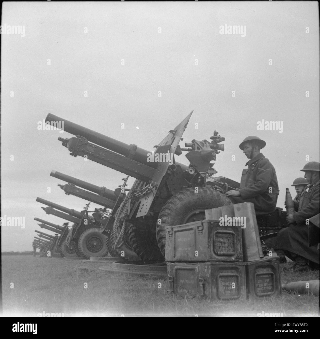 THE BRITISH ARMY IN THE UNITED KINGDOM 1939-45 - 25-pdr field guns of ...