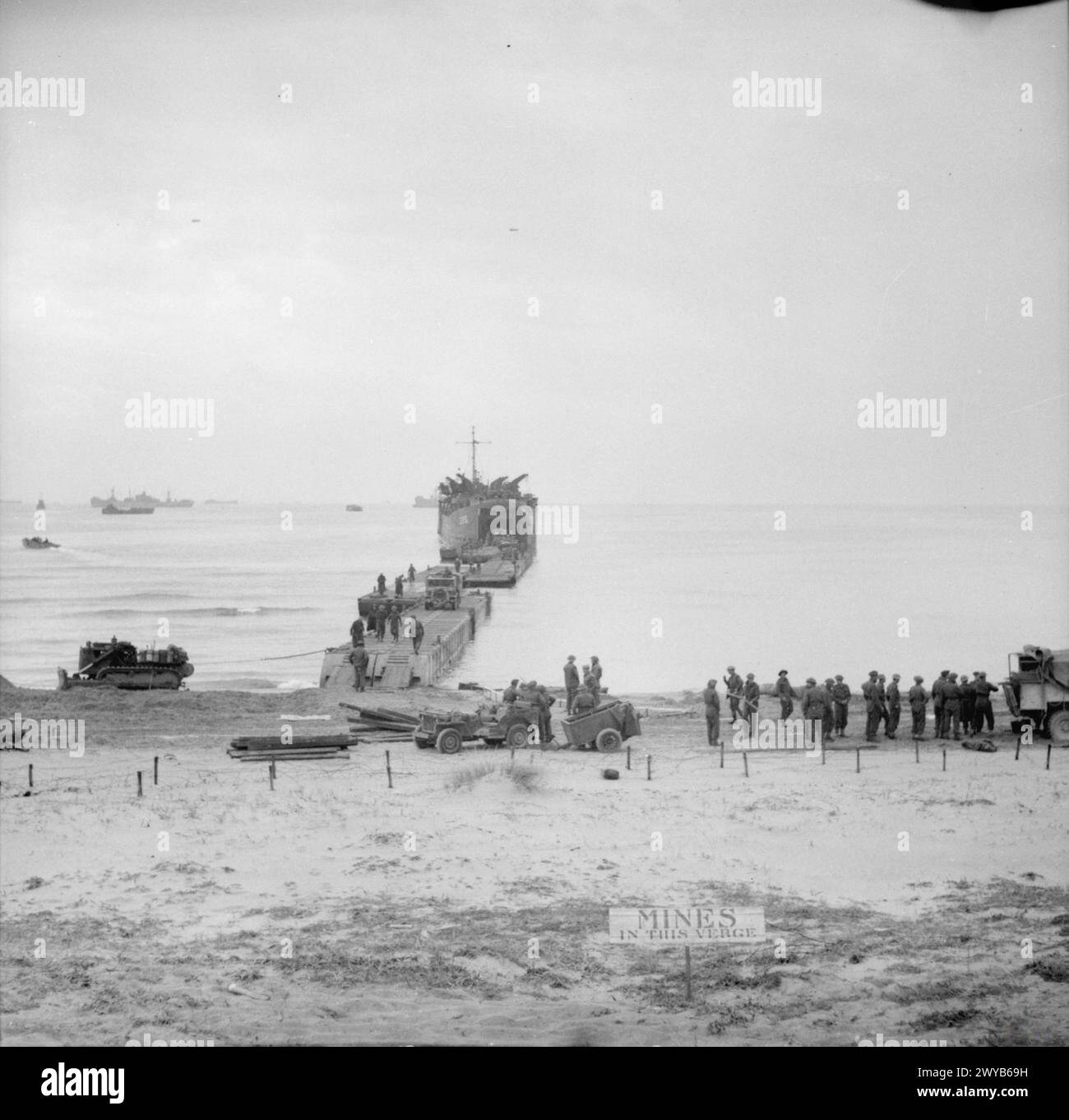 Pontoon on tractor hi-res stock photography and images - Alamy