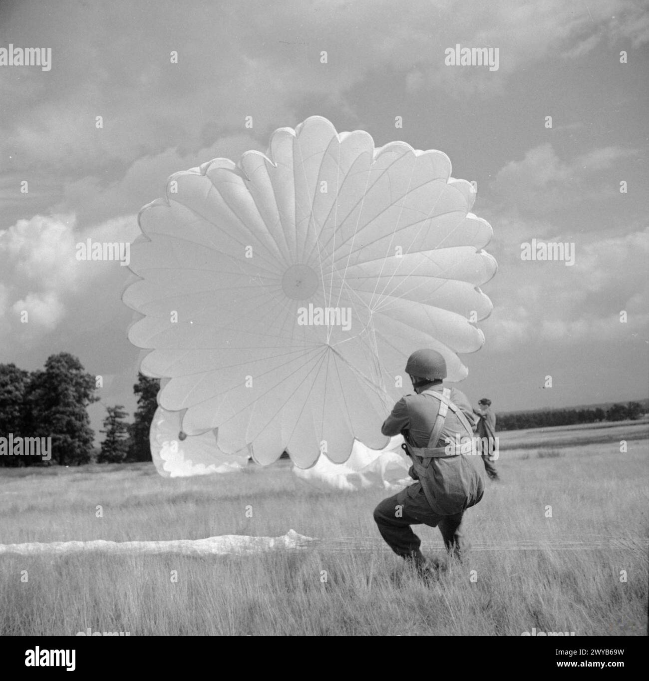 THE PARACHUTE REGIMENT IN TRAINING, AUGUST 1942 - A paratrooper gathers ...