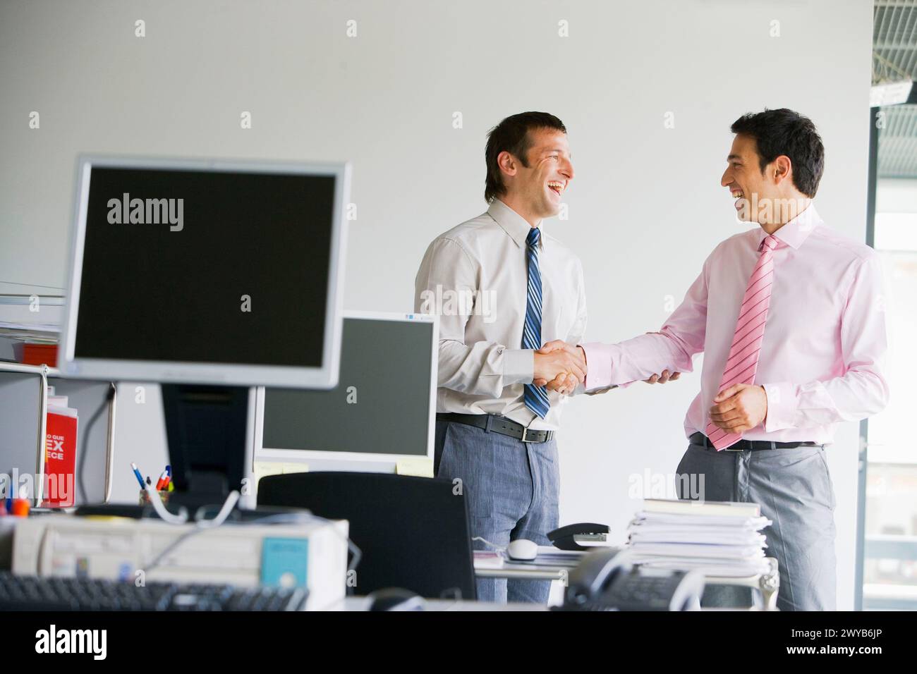 Two computers shaking hands hi-res stock photography and images - Alamy