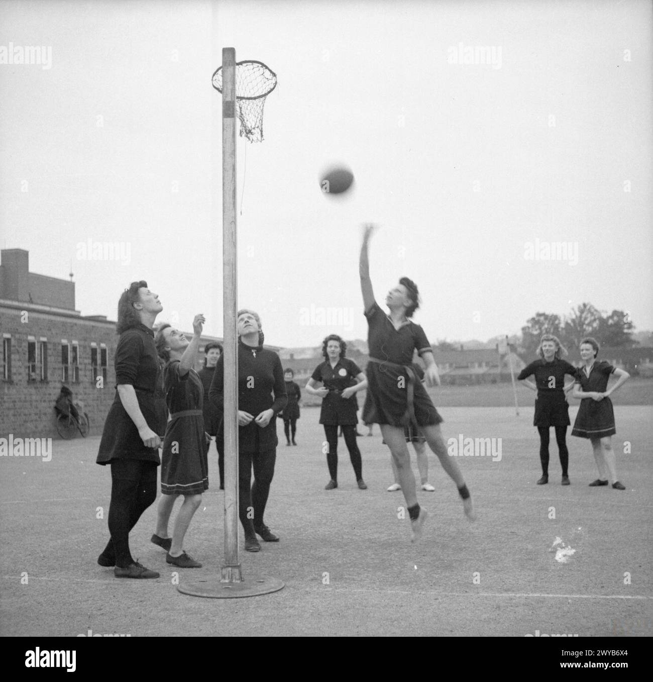 Netball school girls hi-res stock photography and images - Alamy