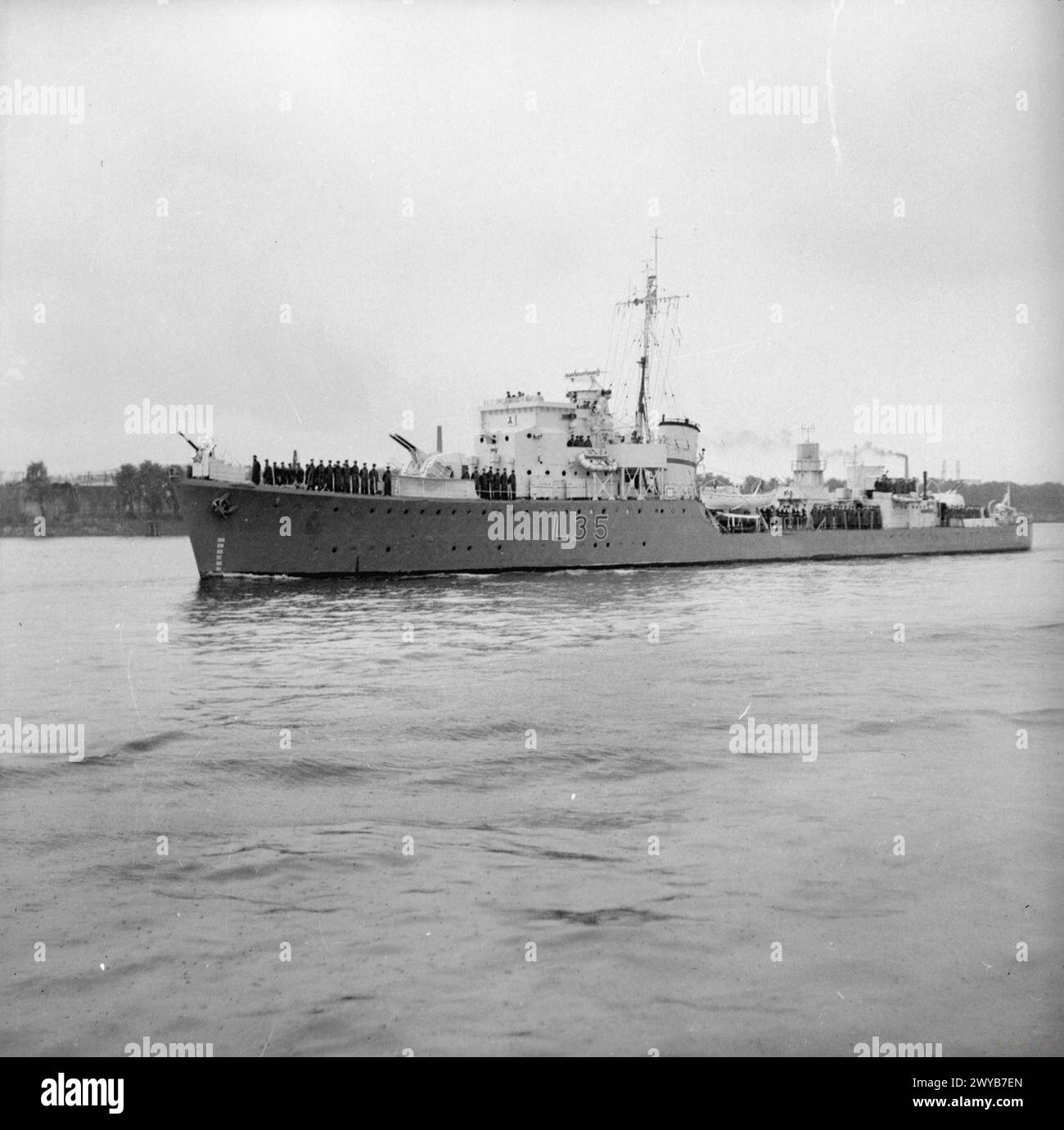 HMS CATTISTOCK, HUNT CLASS DESTROYER. OCTOBER 1943. - Broadside view ...