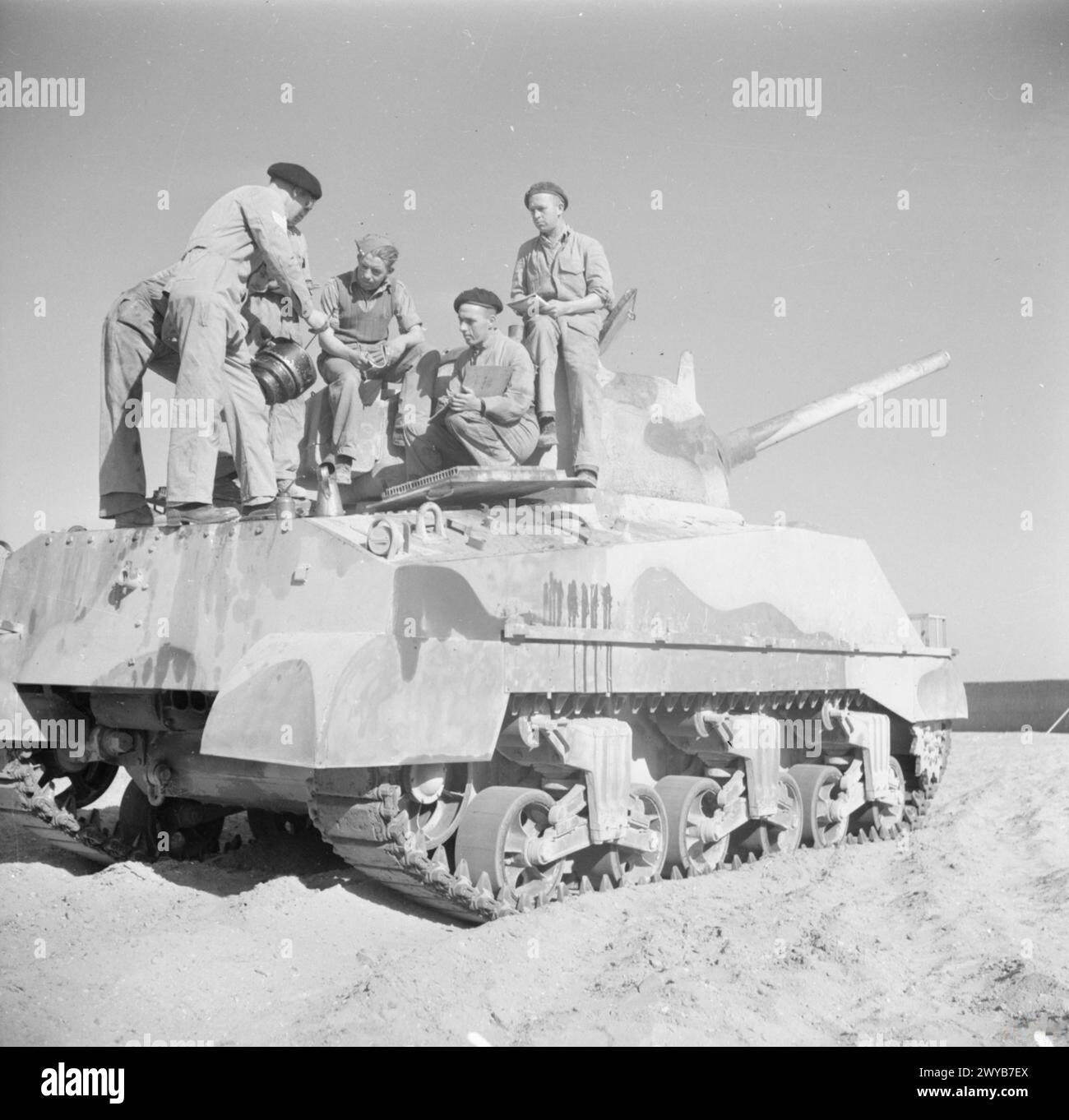 THE BRITISH ARMY IN THE MIDDLE EAST 1943 - Trainees receive instruction ...