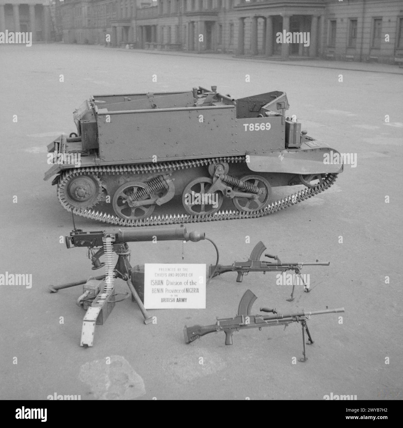 THE BRITISH ARMY IN THE UNITED KINGDOM 1939-45 - Universal carrier with ...