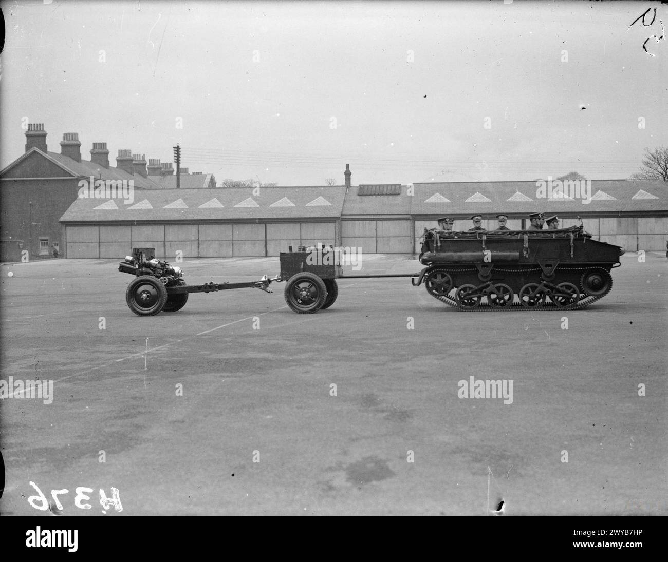 THE BRITISH ARMY IN THE UNITED KINGDOM - Dragon artillery tractor with ...