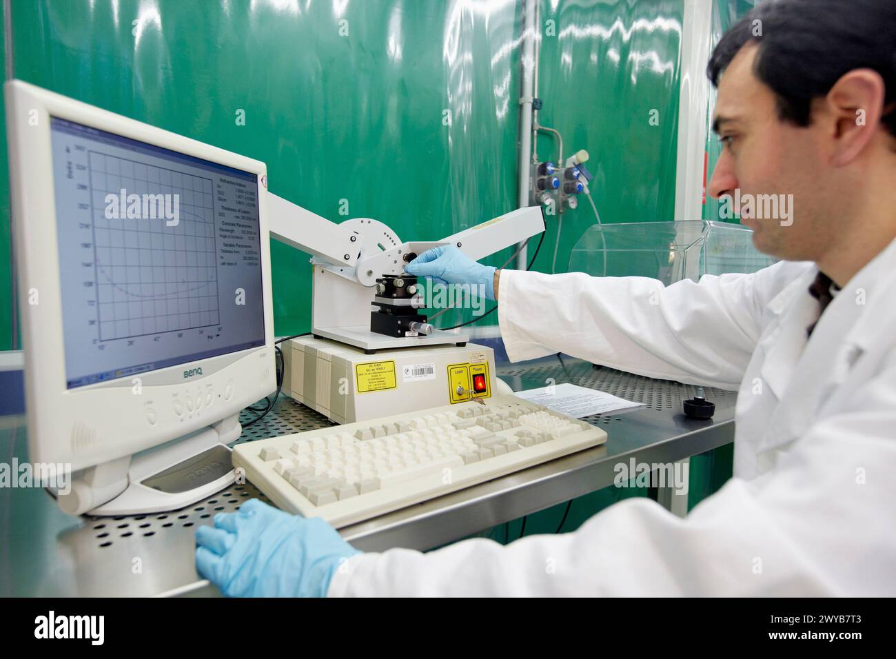 Horizontal laminar flow cabinet hi-res stock photography and images - Alamy