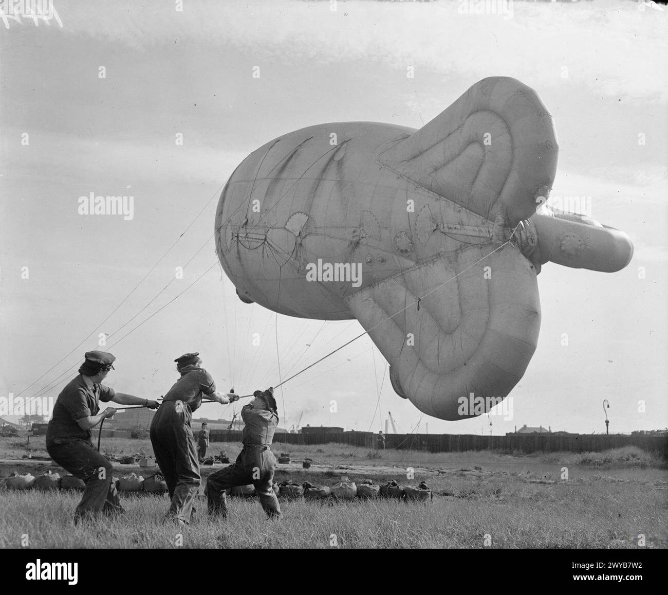 ROYAL AIR FORCE BALLOON COMMAND, 1939-1945. - WAAFs hauling in a kite ...