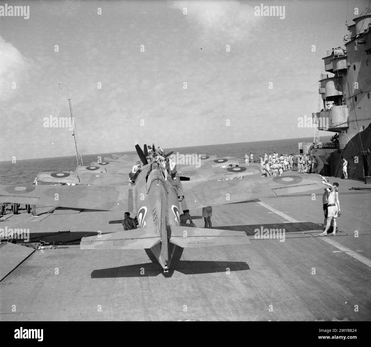 THE ROYAL NAVY DURING THE SECOND WORLD WAR - Looking straight down the ...
