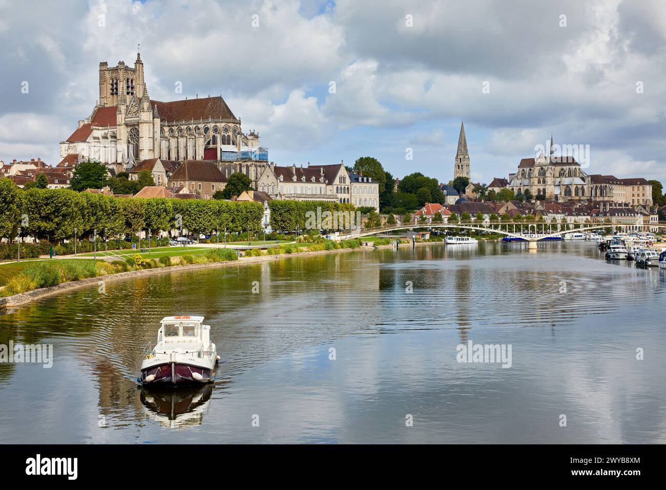 Cathedrale Saint-Etienne, Yonne river, Auxerre, Yonne, Burgundy ...